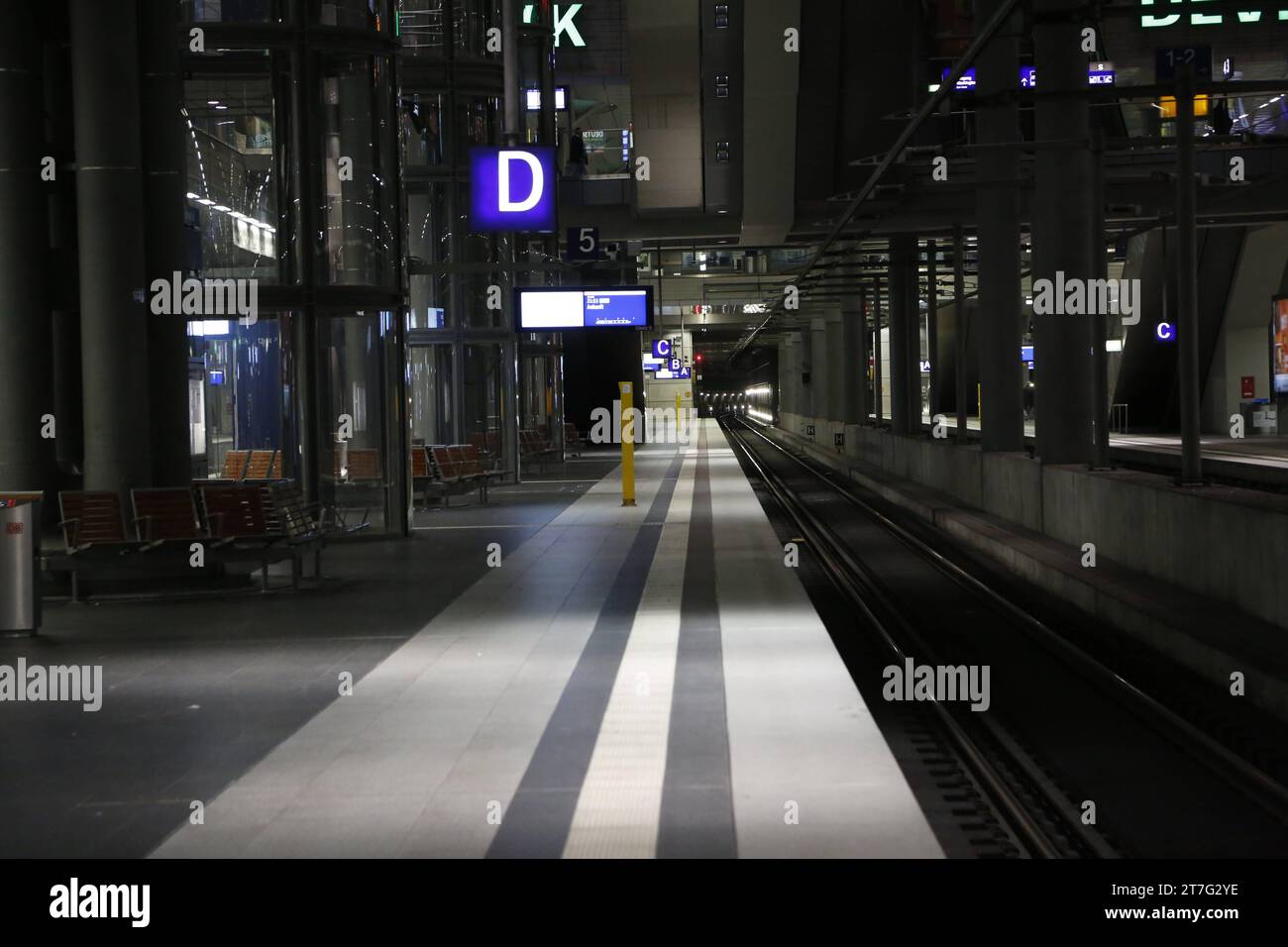 Leerer bahnhof hi-res stock photography and images - Alamy