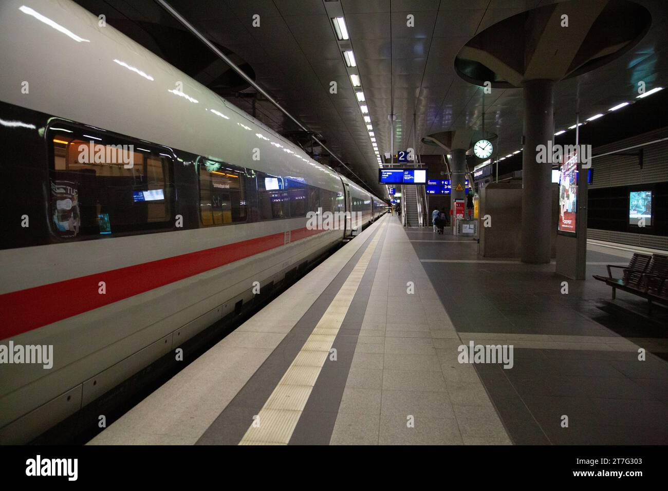 Leerer Bahnsteig zum Streik der GDL Gewerkschaft der Lokomotivführer am ... Leerer Bahnsteig zum Streik der GDL Gewerkschaft der Lokomotivführer am ...