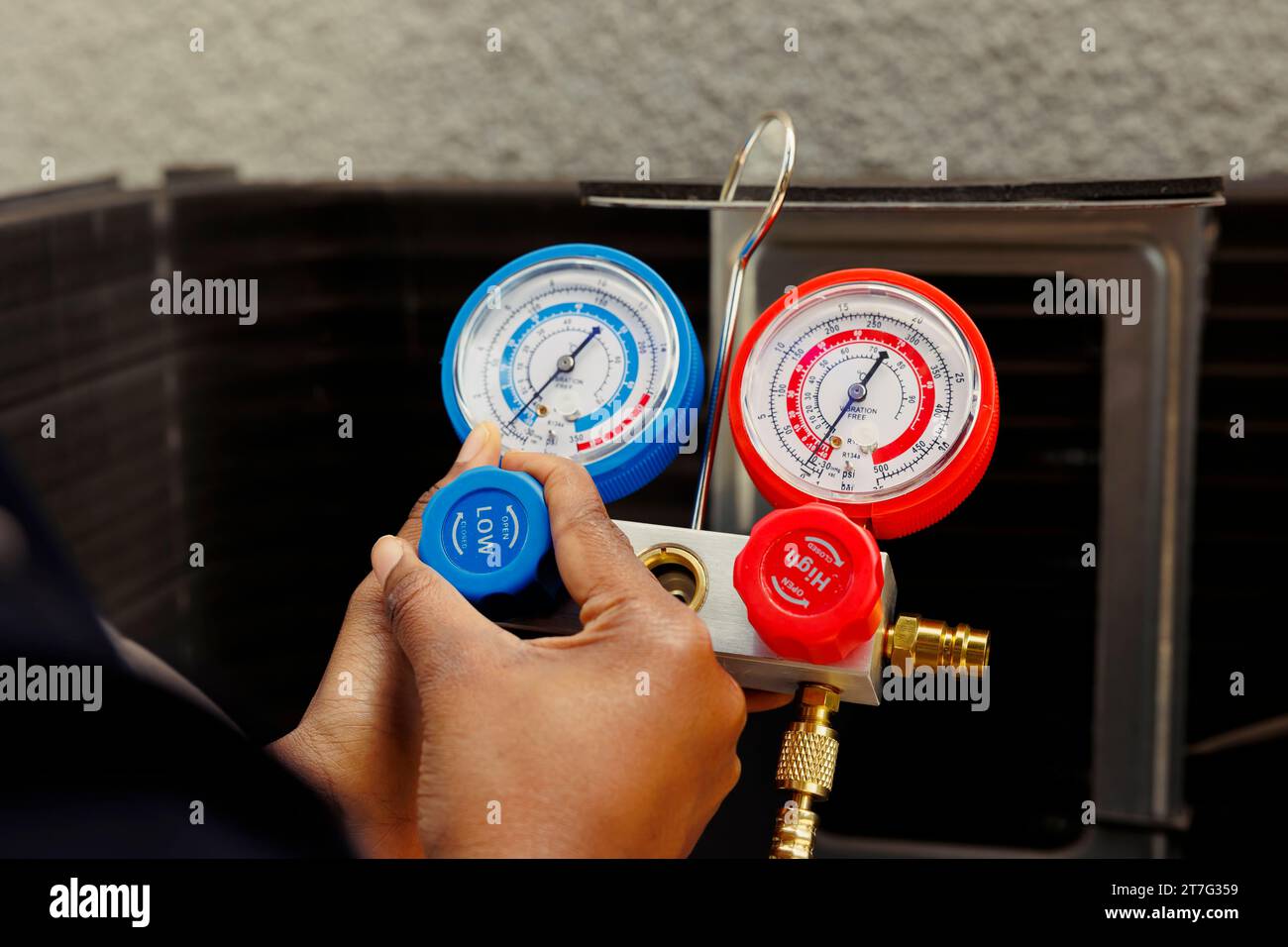 Pressure meters able to detect damaged expansion valve and excessive ...