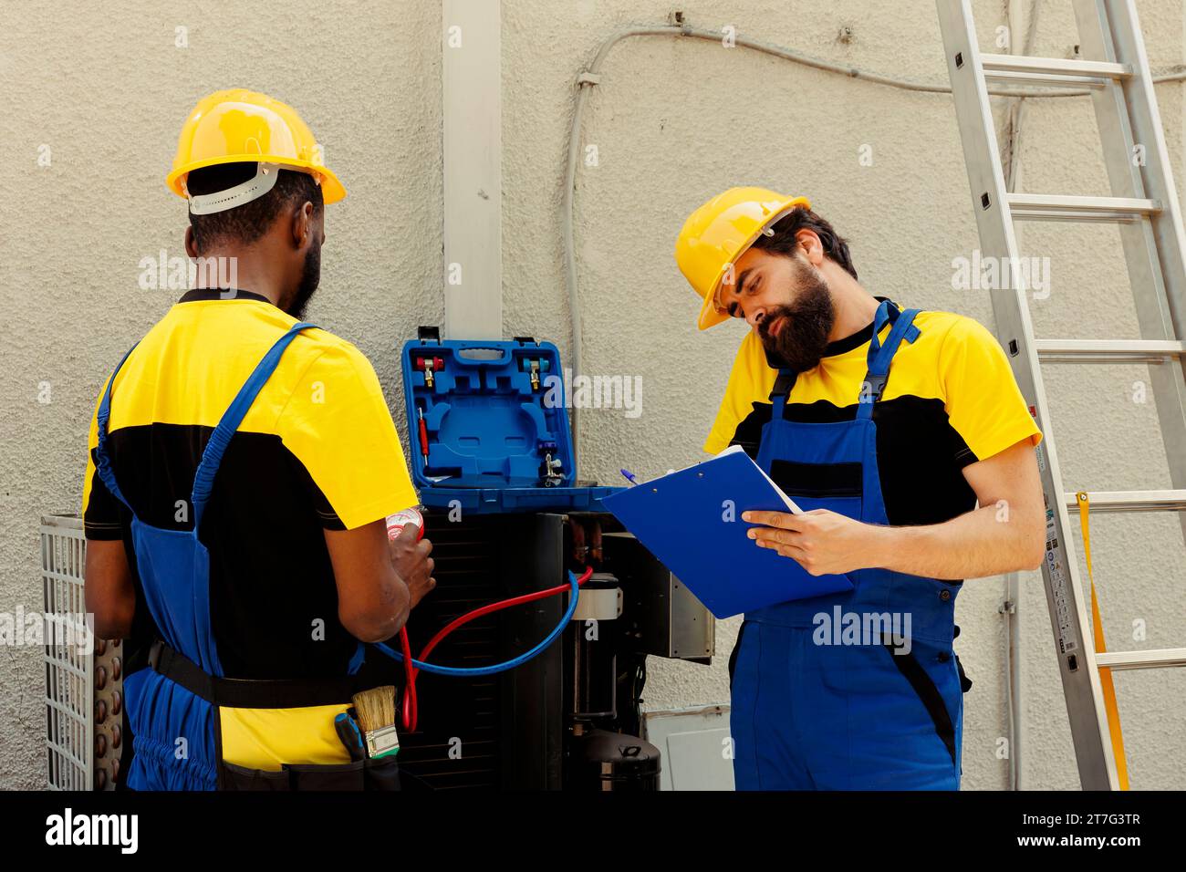 Knowleadgeable engineer on the phone with customer reporting found ... Knowleadgeable engineer on the phone with customer reporting found ...