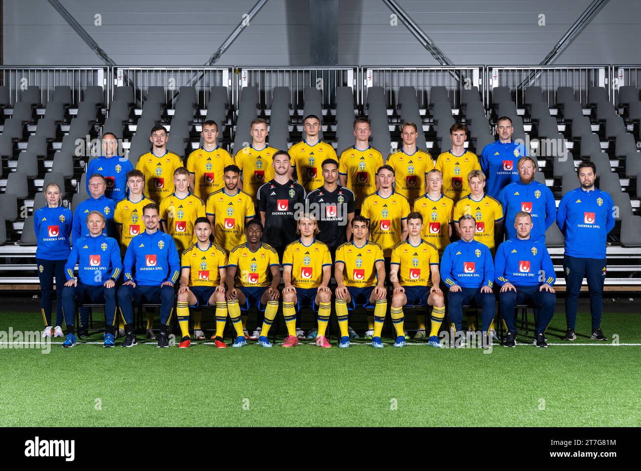 231115 Players and coaching staff of the Swedish under-21 national ...