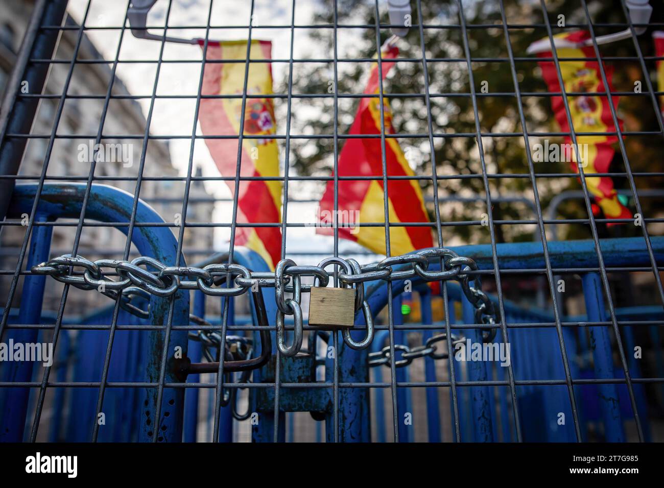 Madrid, Spain. 15th Nov, 2023. A padlock and chains installed on the ...