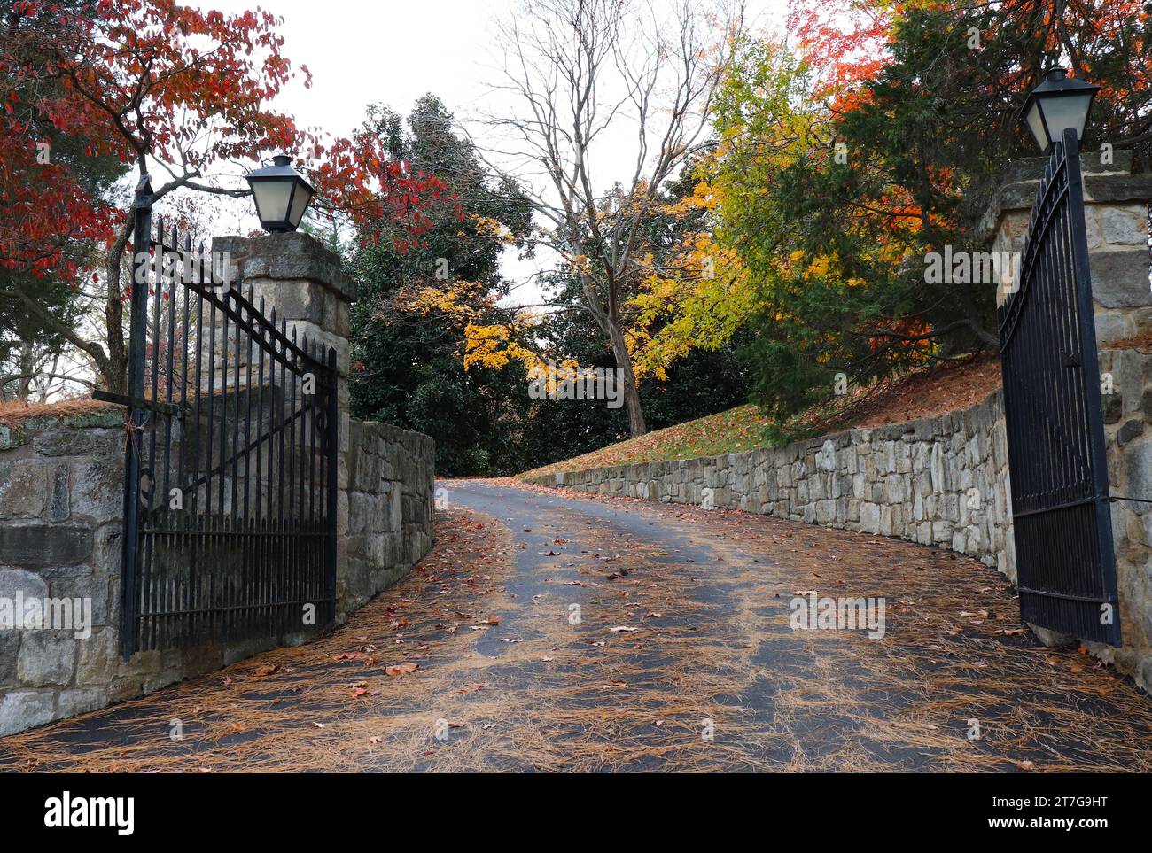 Driveway gates hi-res stock photography and images - Alamy