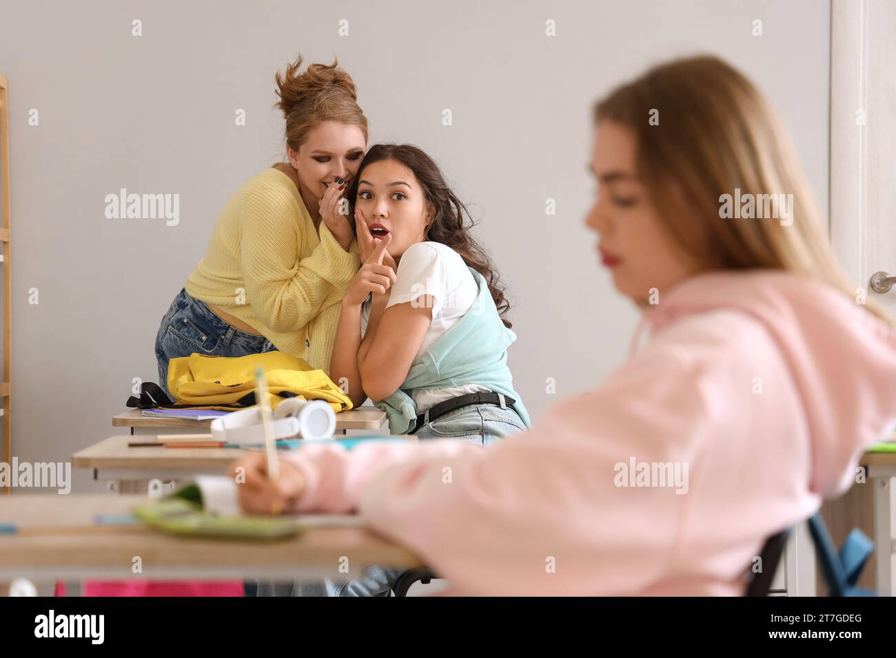 Students gossiping hi-res stock photography and images - Alamy