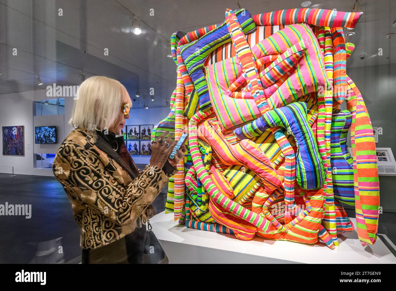 Pop art and phone hi-res stock photography and images - Alamy