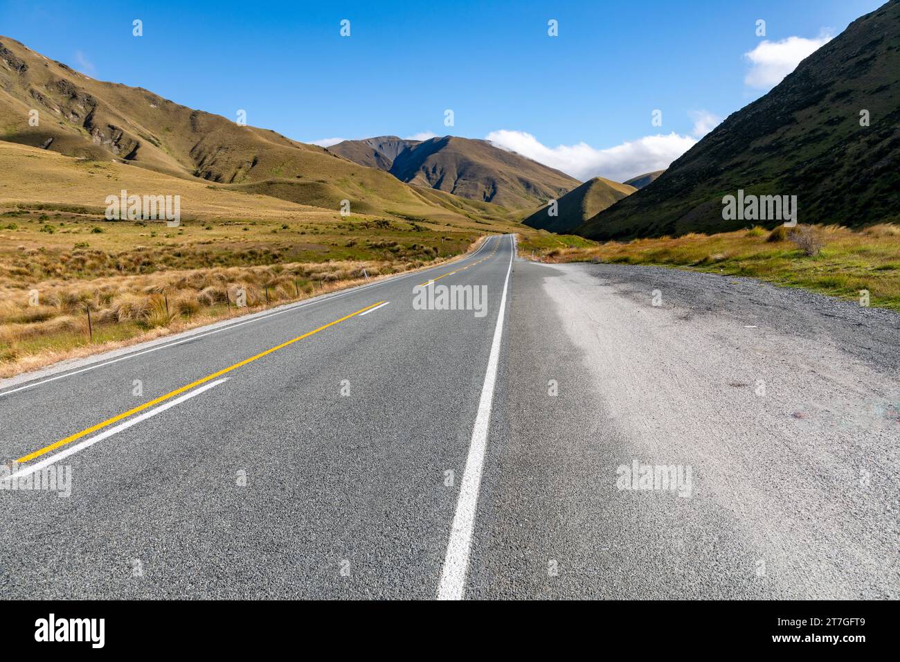 The main road that connects Queenstown and Wanaka offers breathtaking ...