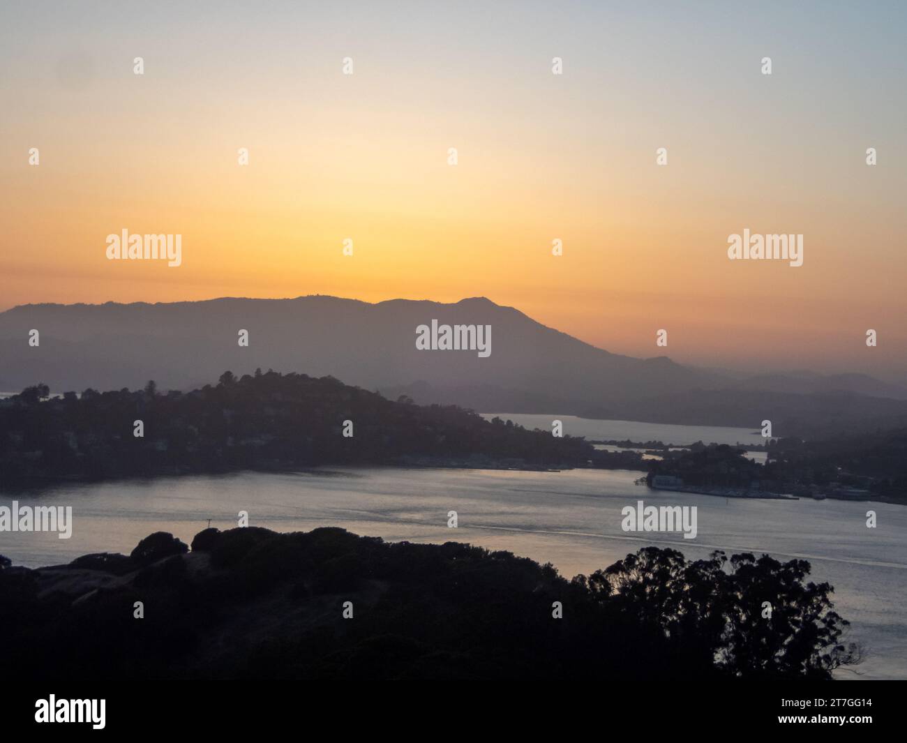 Sunset over Mount Tamalpais and Tiburon Peninsula, San Francisco Bay ...