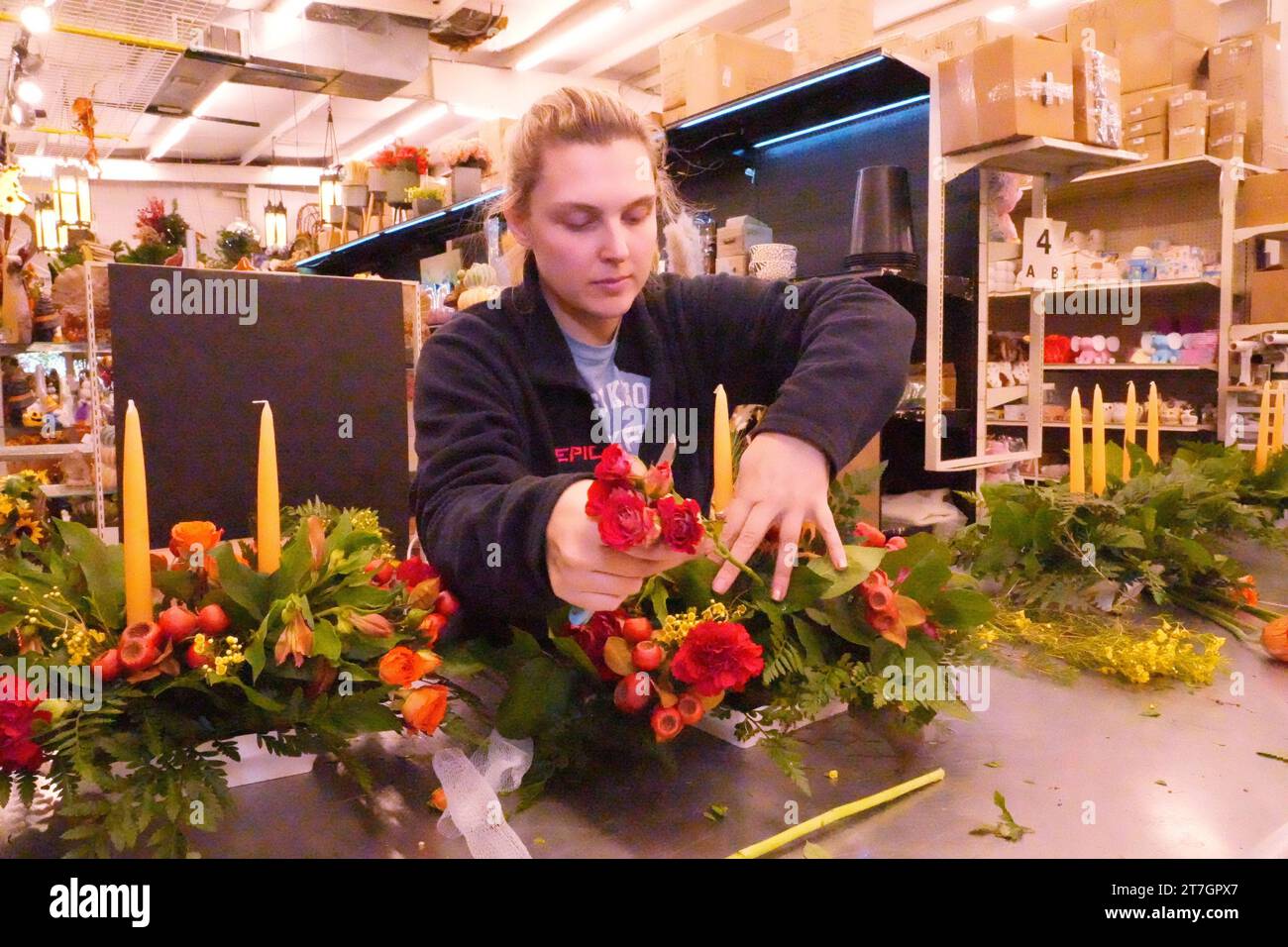 St. Louis, United States. 19th Nov, 2023. Floral arranger Ellen Schott ...