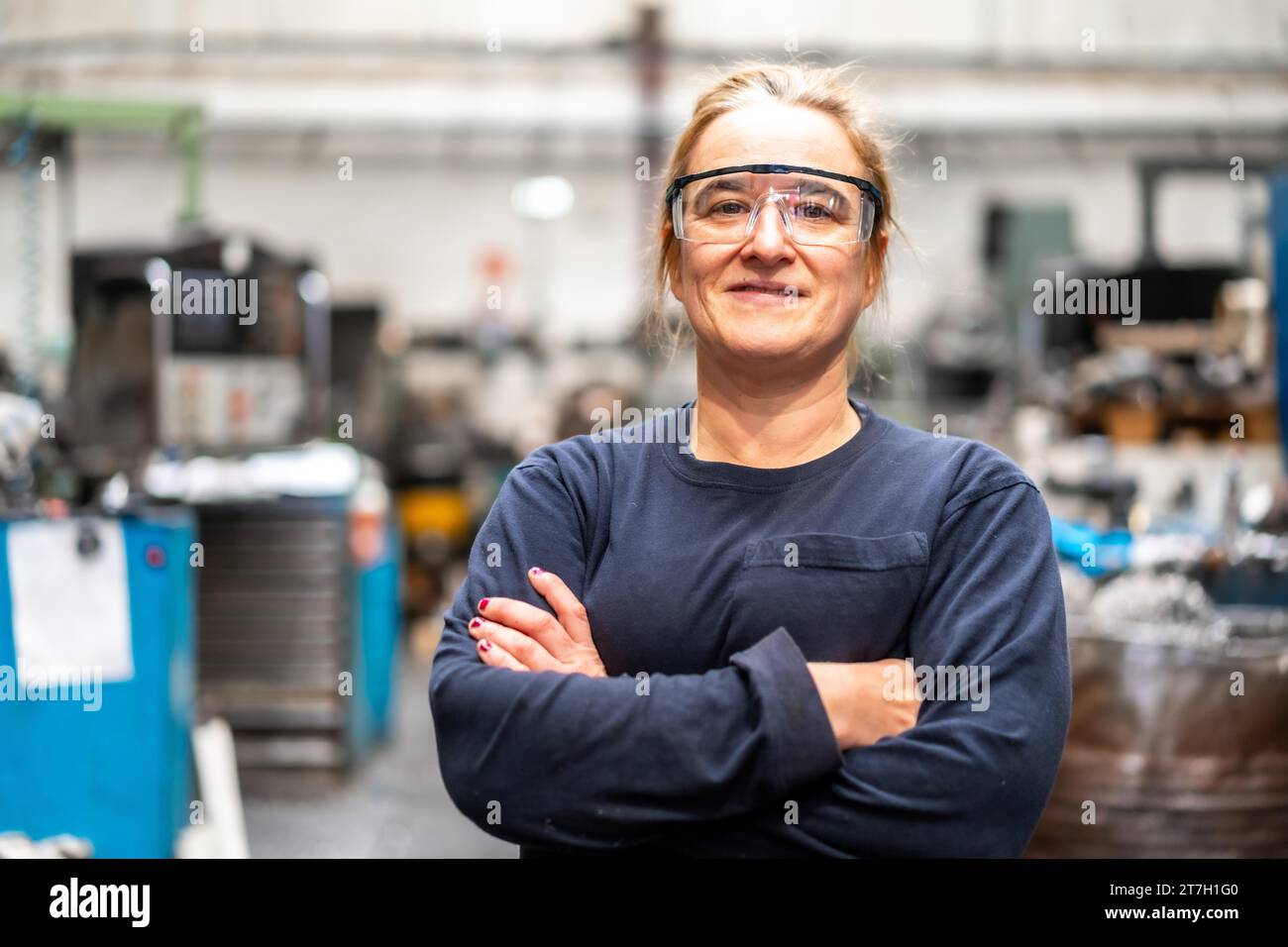 Computer assembly factory hi-res stock photography and images - Alamy