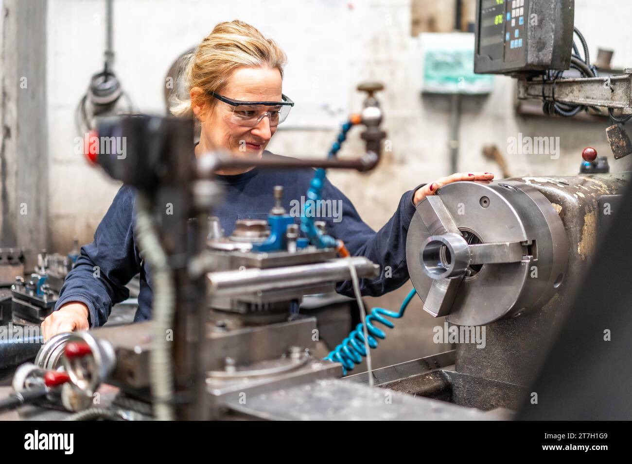 Female building industry hi-res stock photography and images - Alamy