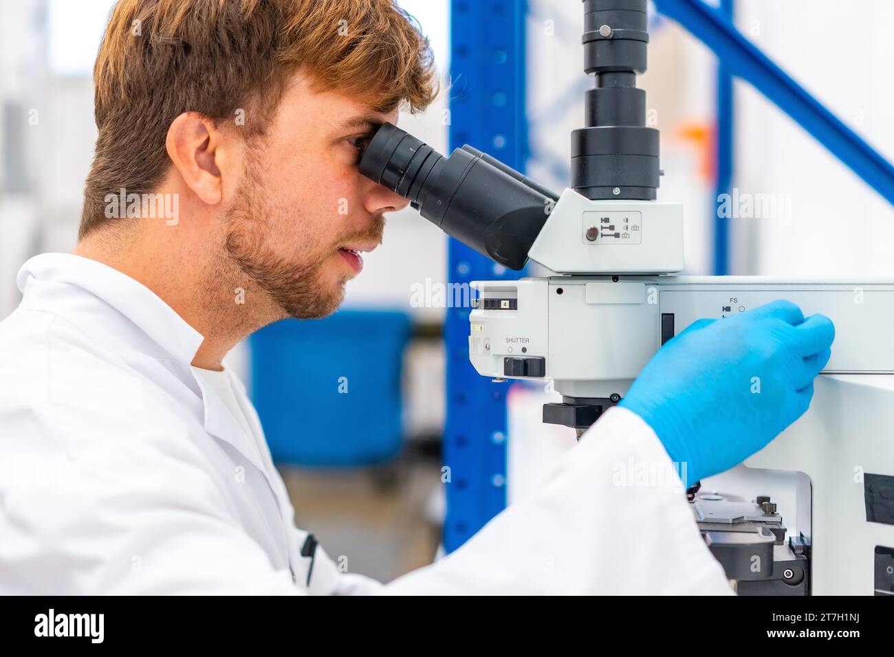 Doctor using a microscope hi-res stock photography and images - Alamy
