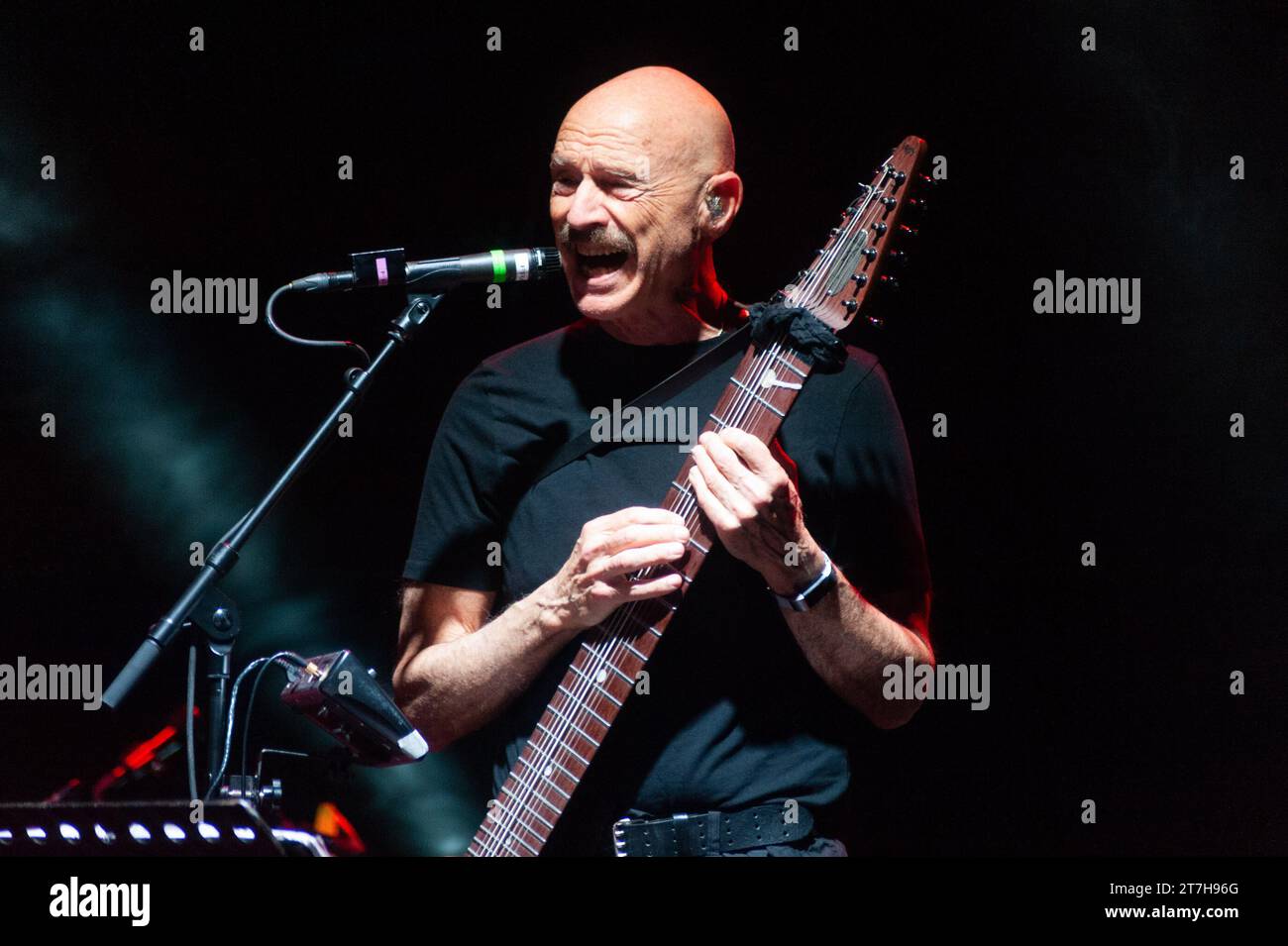 Tony levin hi-res stock photography and images - Alamy