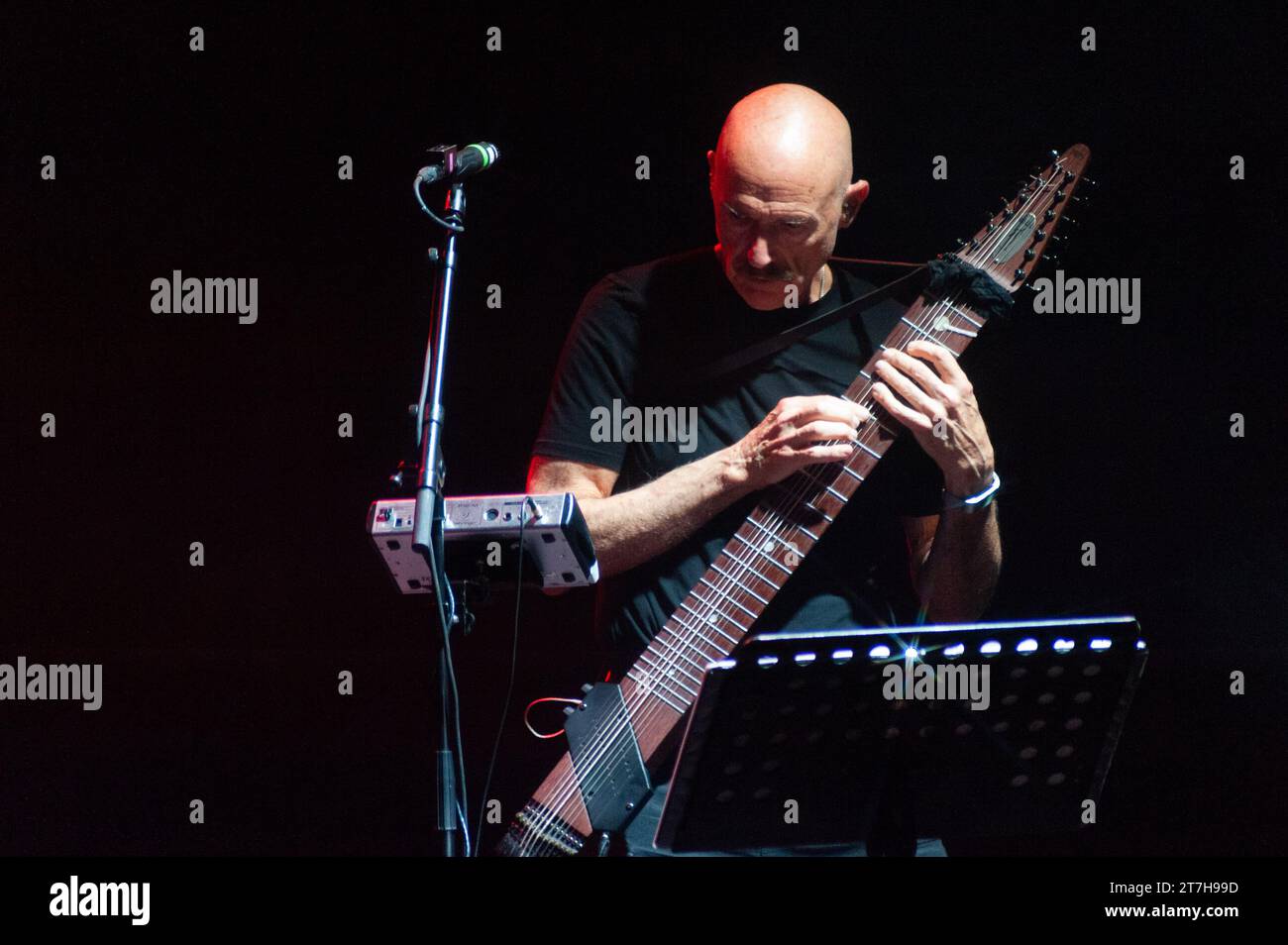 Tony levin hi-res stock photography and images - Alamy