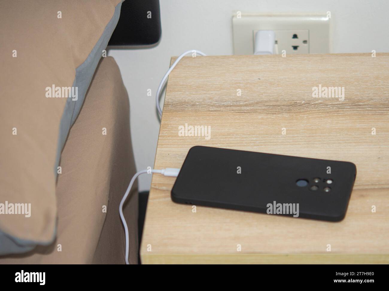 Woman smartphone battery design hi-res stock photography and images - Alamy