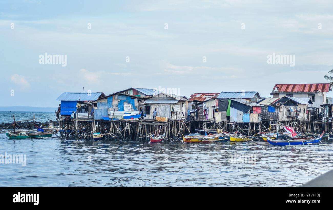 Seaside slums in the Philippines Stock Photo - Alamy