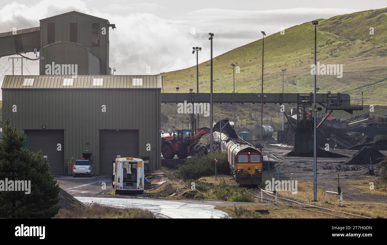 Loading a DB Cargo rail UK freight train at Cwmbargoed disposal point ...