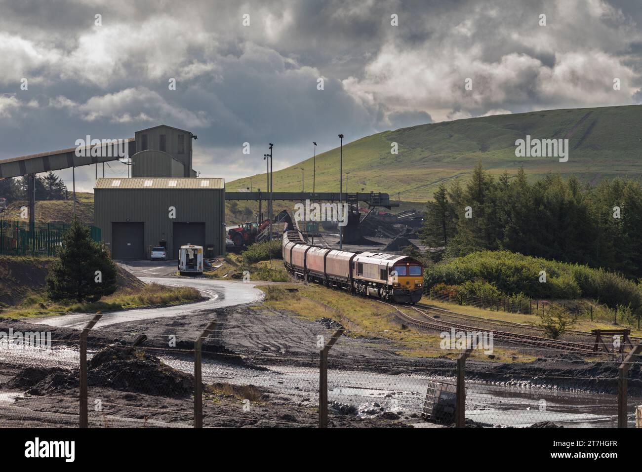 Loading a DB Cargo rail UK freight train at Cwmbargoed disposal point ...