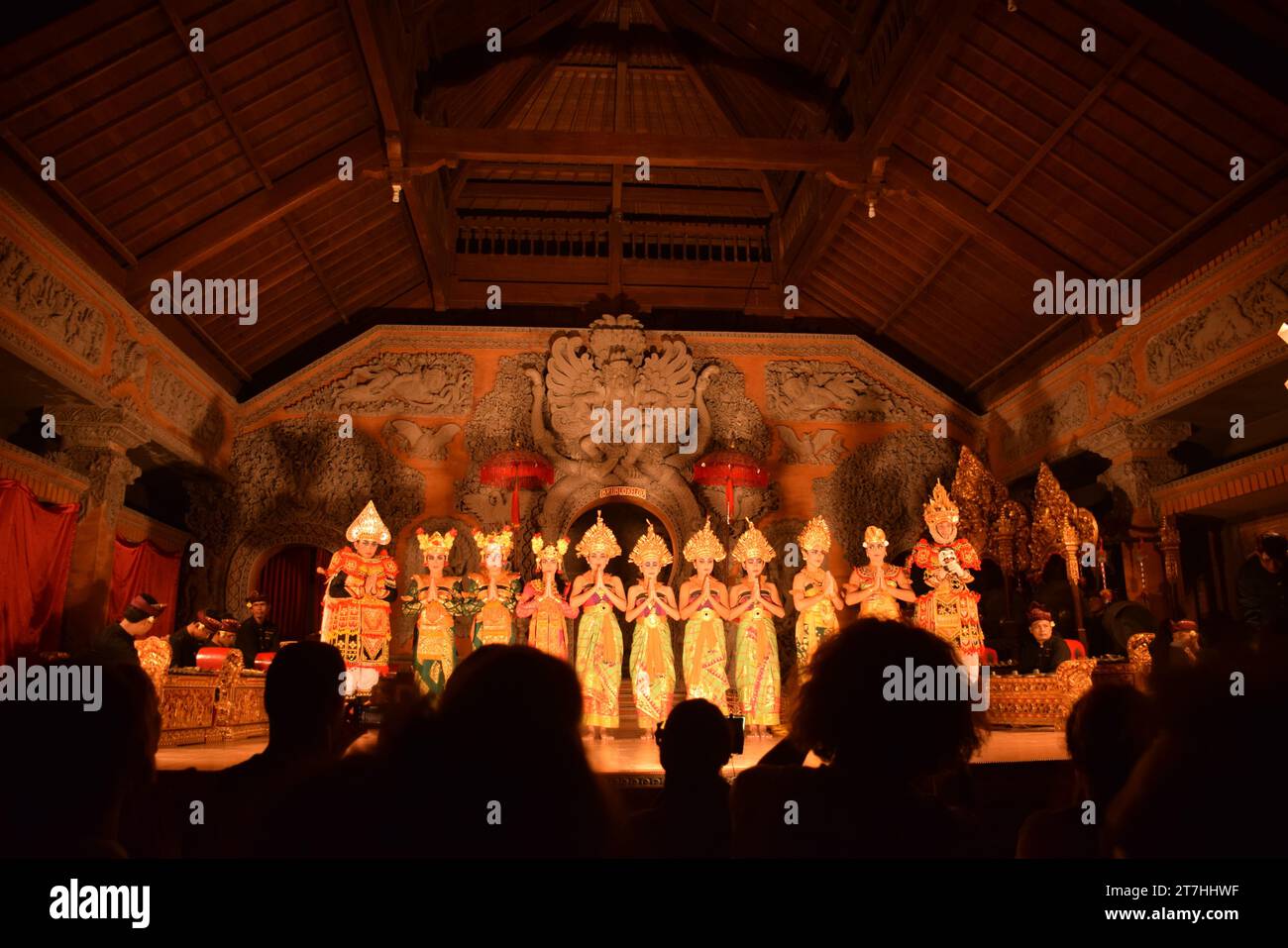 Indonesian actrors and dancers with traditional dress thank the ...