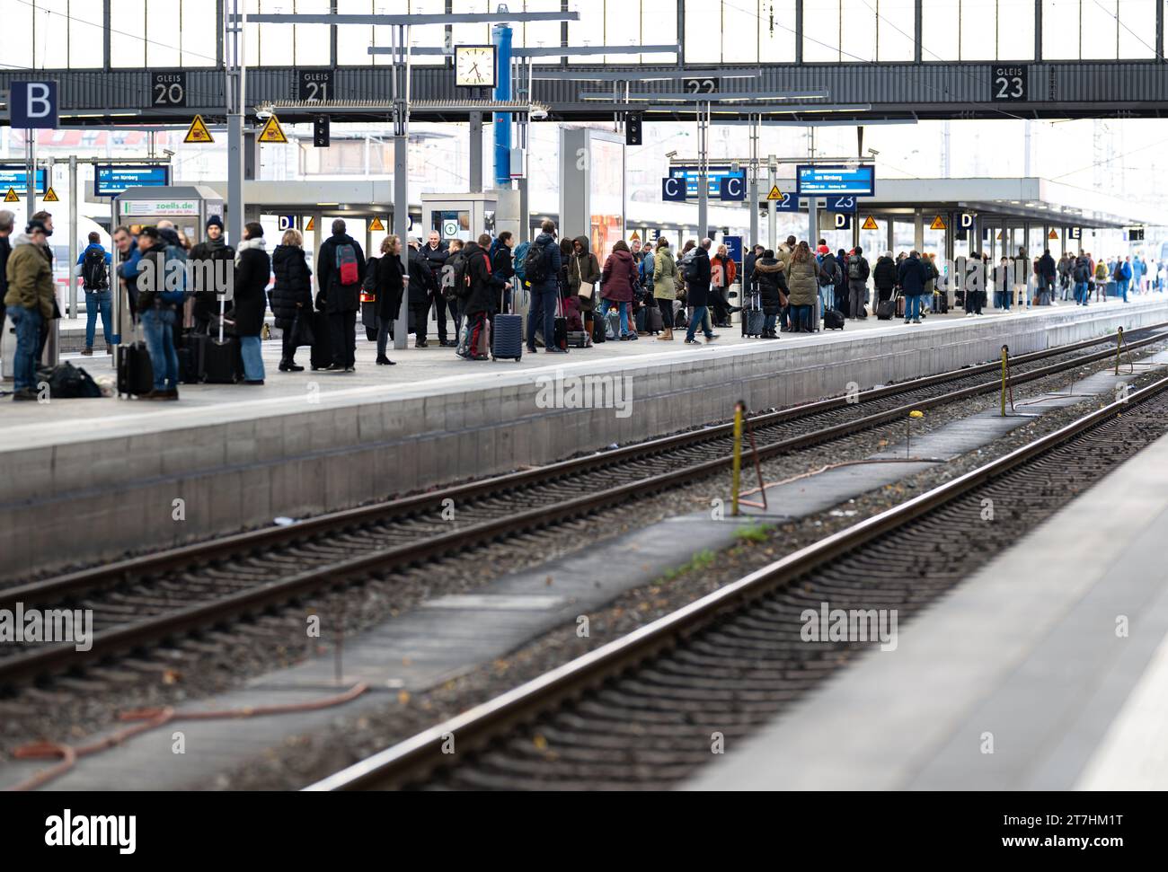 Munich, Germany. 16th Nov, 2023. Passengers wait at Munich Central ...