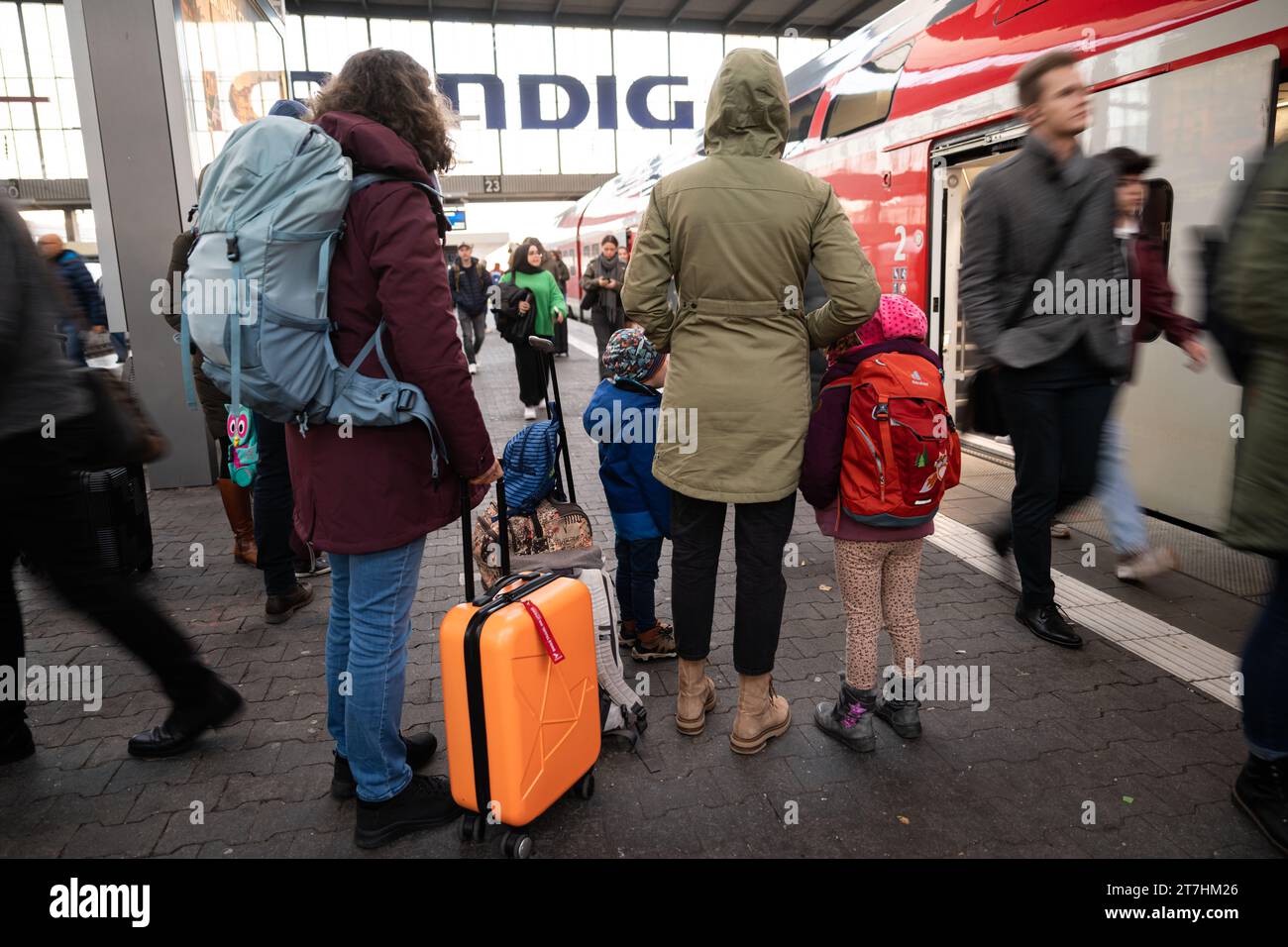 Munich, Germany. 16th Nov, 2023. Passengers wait at Munich Central ...