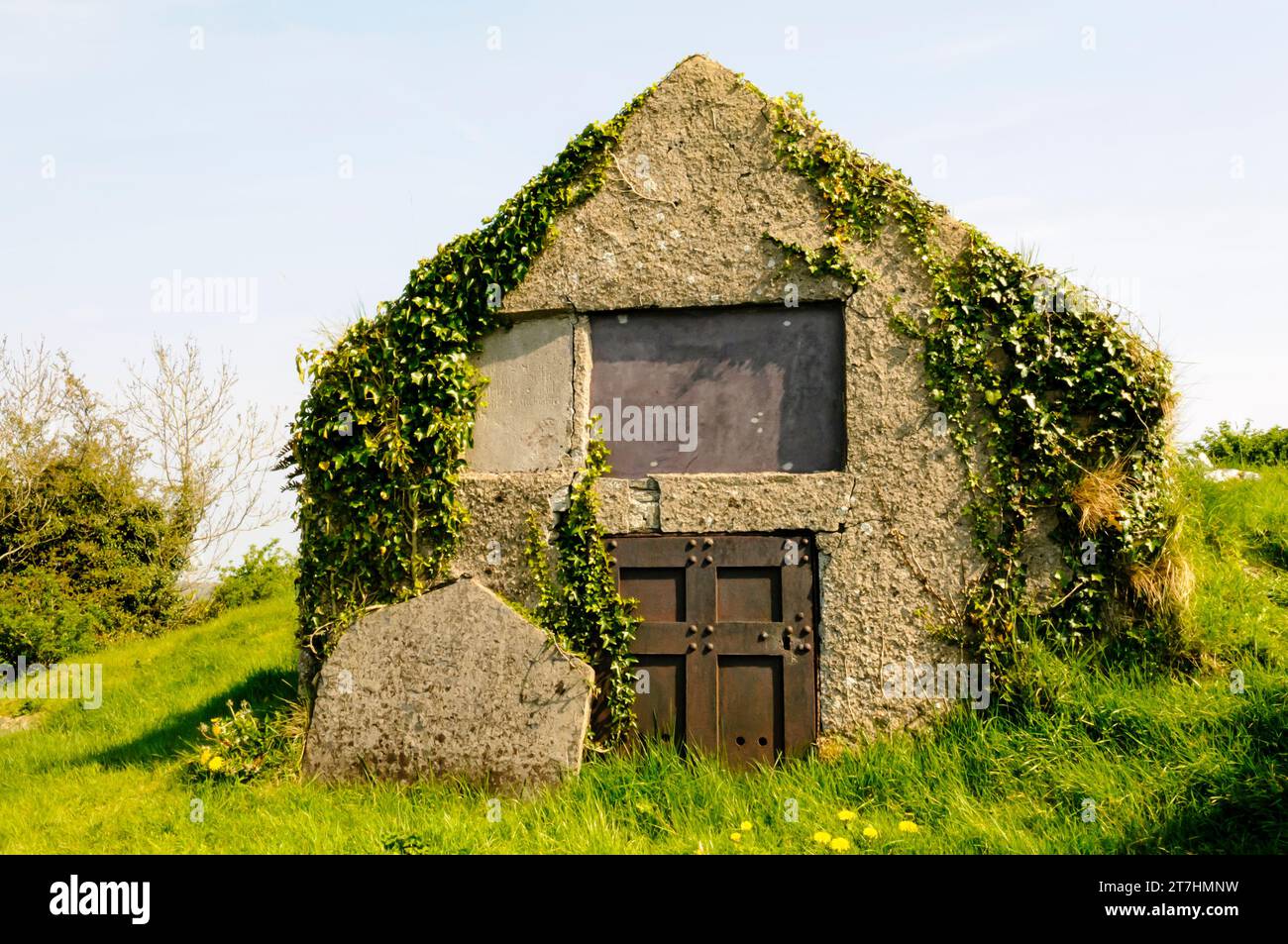 Graveyard structure hi-res stock photography and images - Alamy