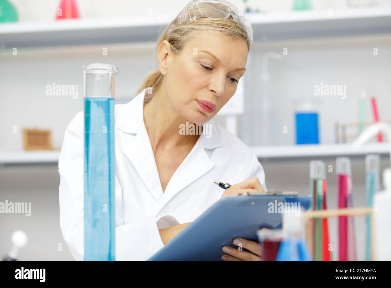 Female scientist doing chemistry experiments hi-res stock photography ...