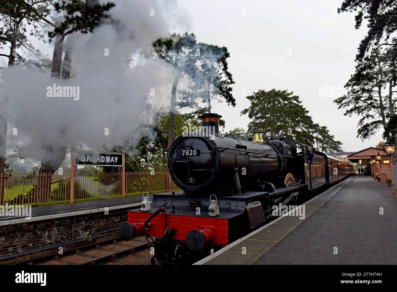 Ex GWR steam loco 7820 Dinmore Manor at Broadway Station on the GWSR ...