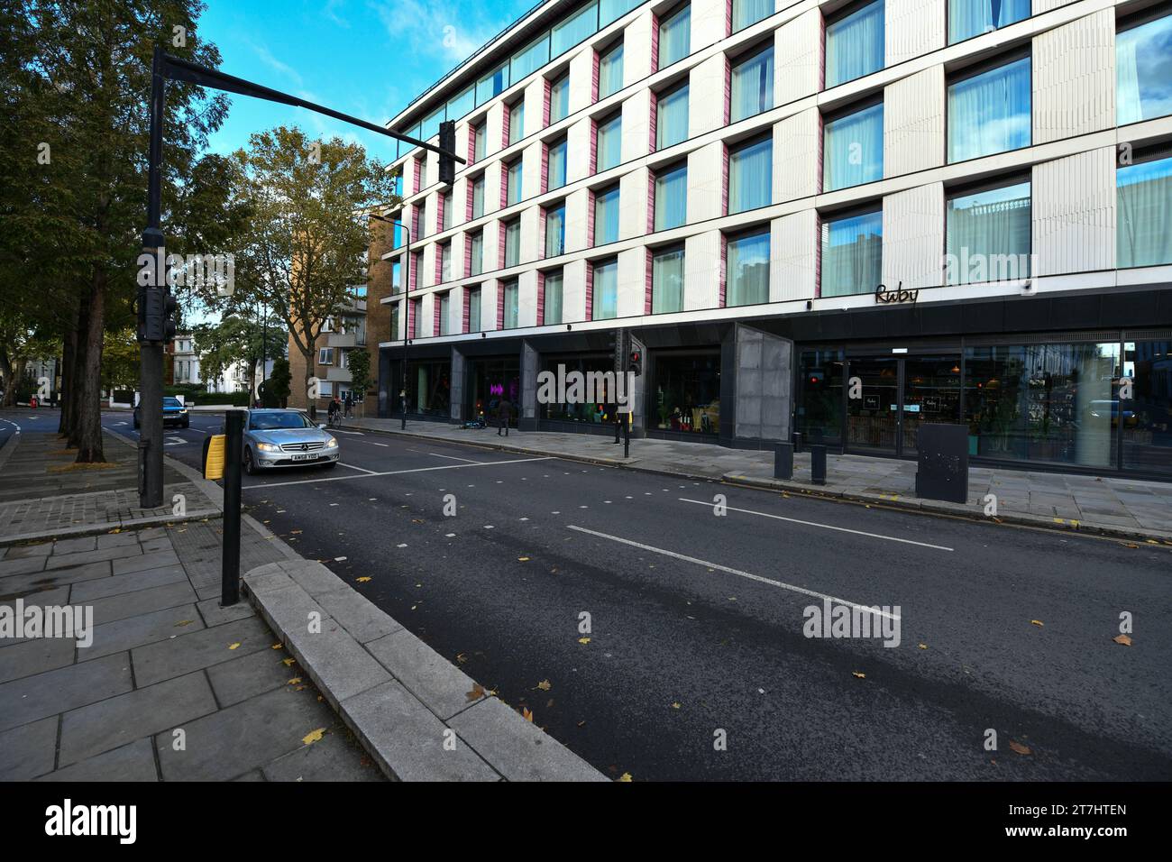 Nottinghill Gate main high street Stock Photo - Alamy