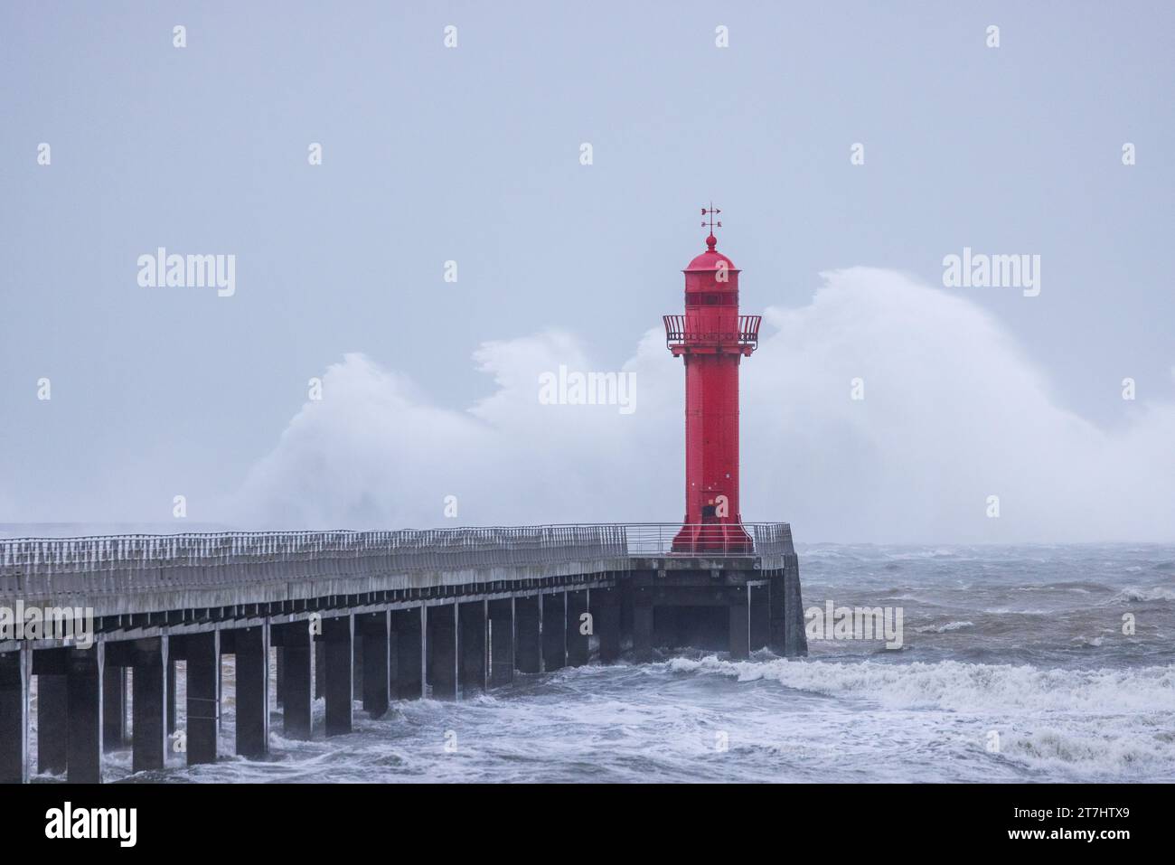 Le Phare rouge de Boulogne sur mer durant la tempête Ciaran, France ...