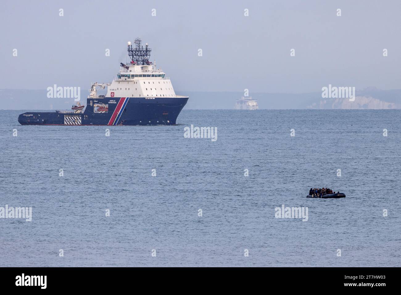 Embarcation de migrants voulant traverser la manche, avec en arrière ... Embarcation de migrants voulant traverser la manche, avec en arrière ...