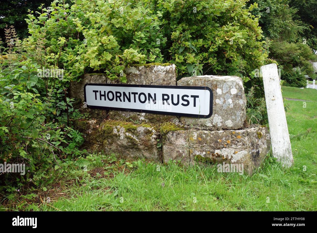 Roadside wall hi-res stock photography and images - Alamy