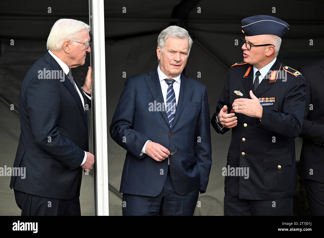 Bonn, Germany. 16th Nov, 2023. Volker Samanns (r), Brigadier General of ...