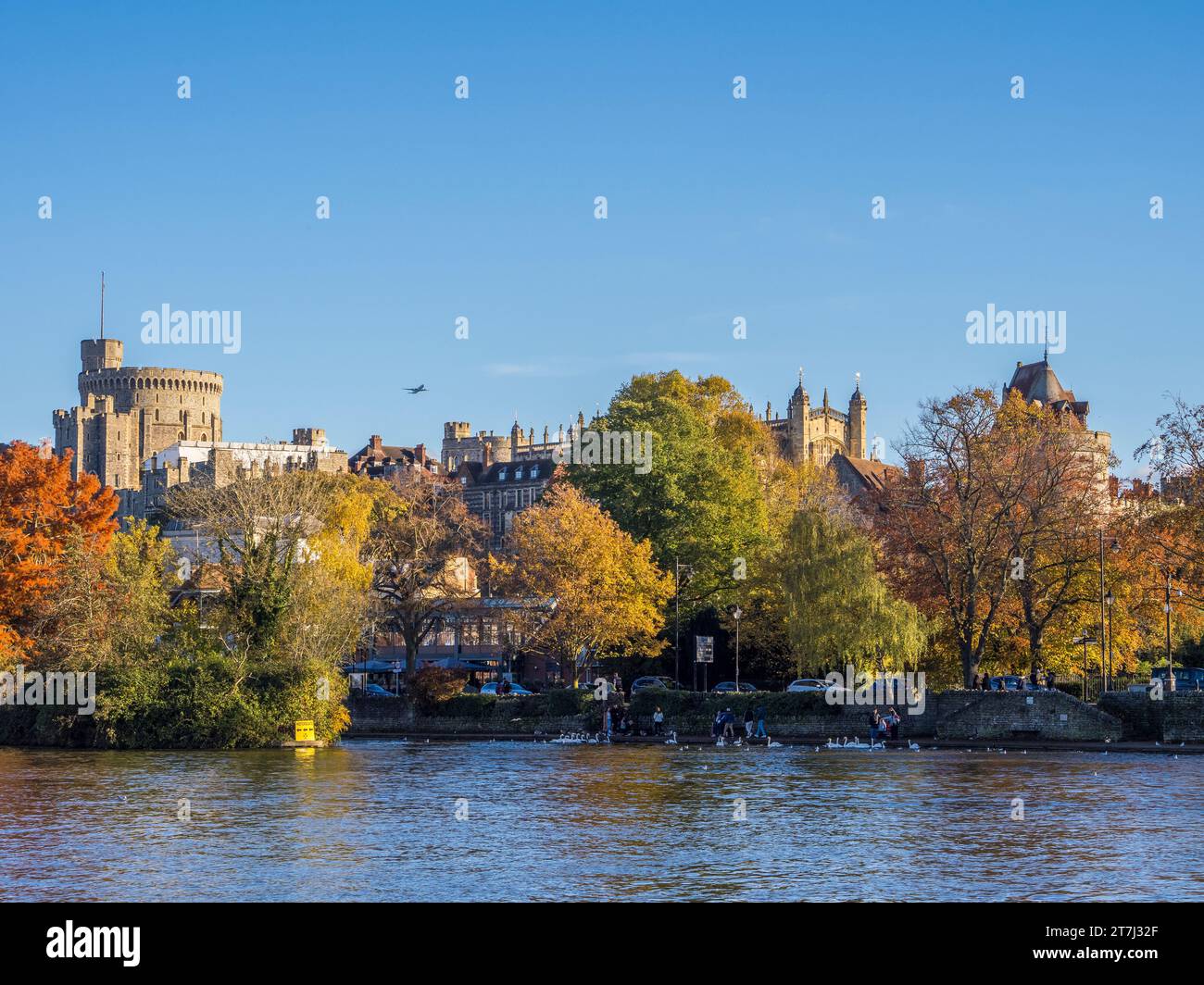 River thames windsor castle hi-res stock photography and images - Alamy