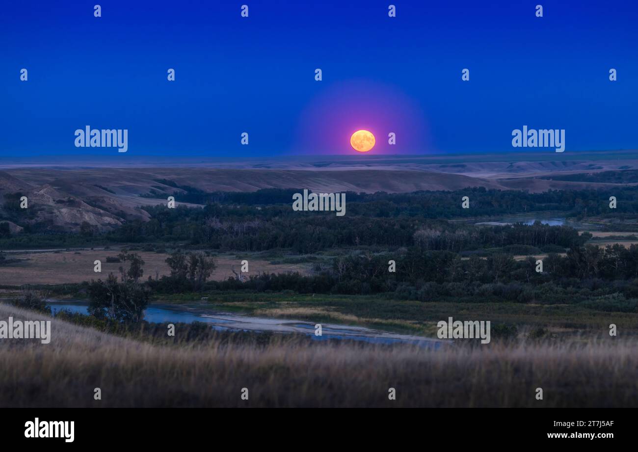 The rising of the August 1, 2023 "supermoon" Full Moon, over the Bow ...