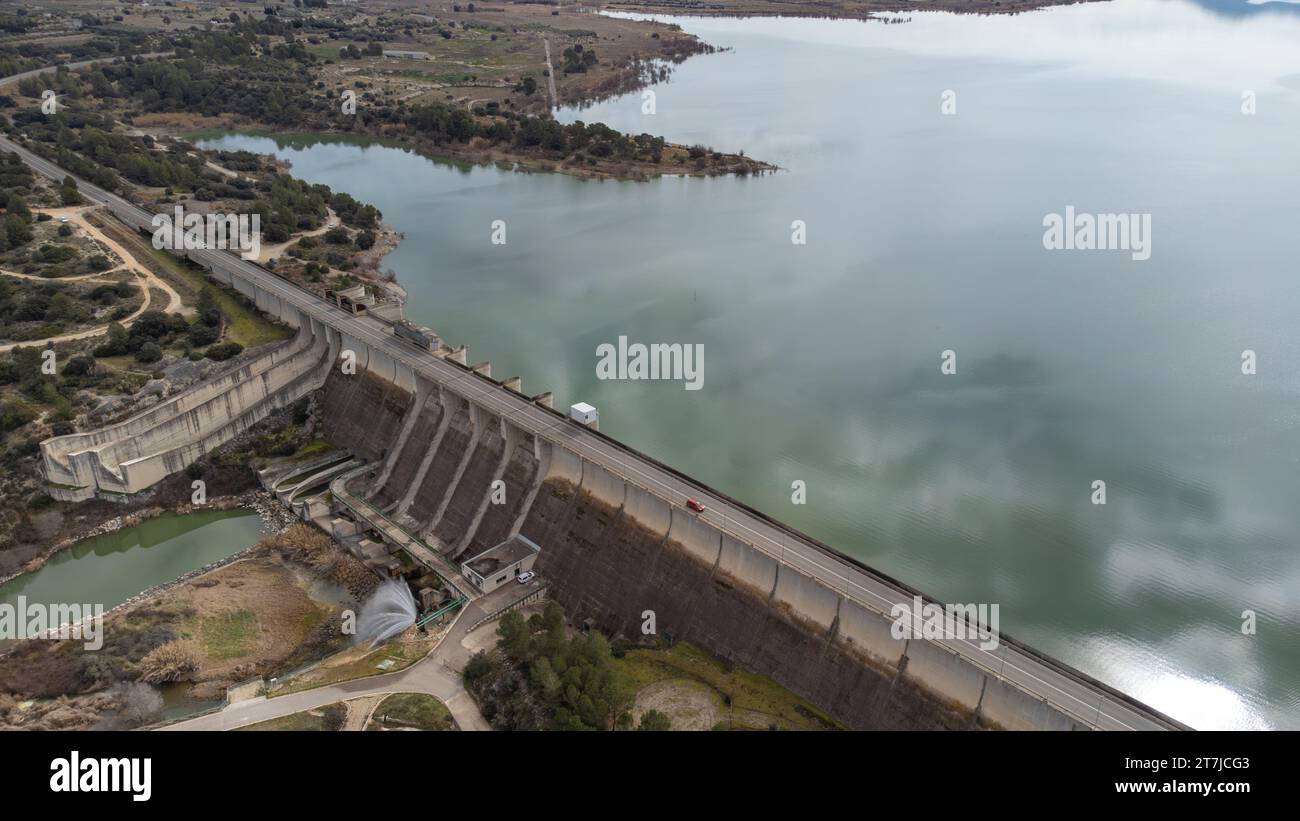 Gravity dam for irrigation and water containment and the relief ...