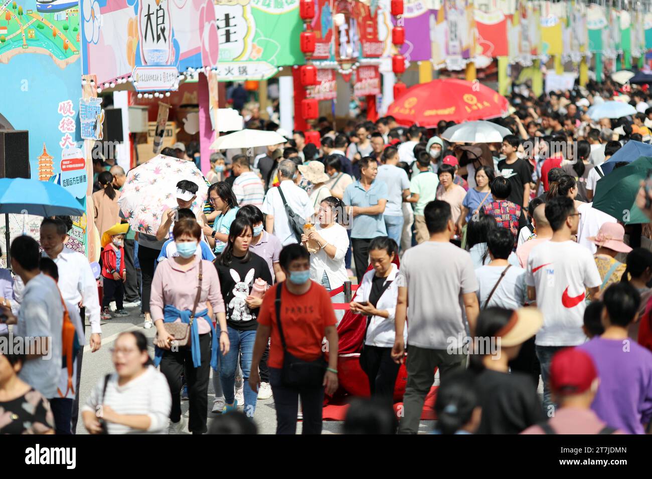 Various food at the food festival draws visitors in Shunde District ...