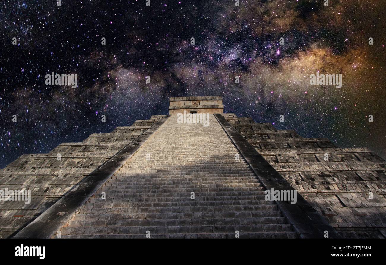 Great mayan pyramid in Chichen Itza ruins, Yucatan, Mexico Stock Photo ...