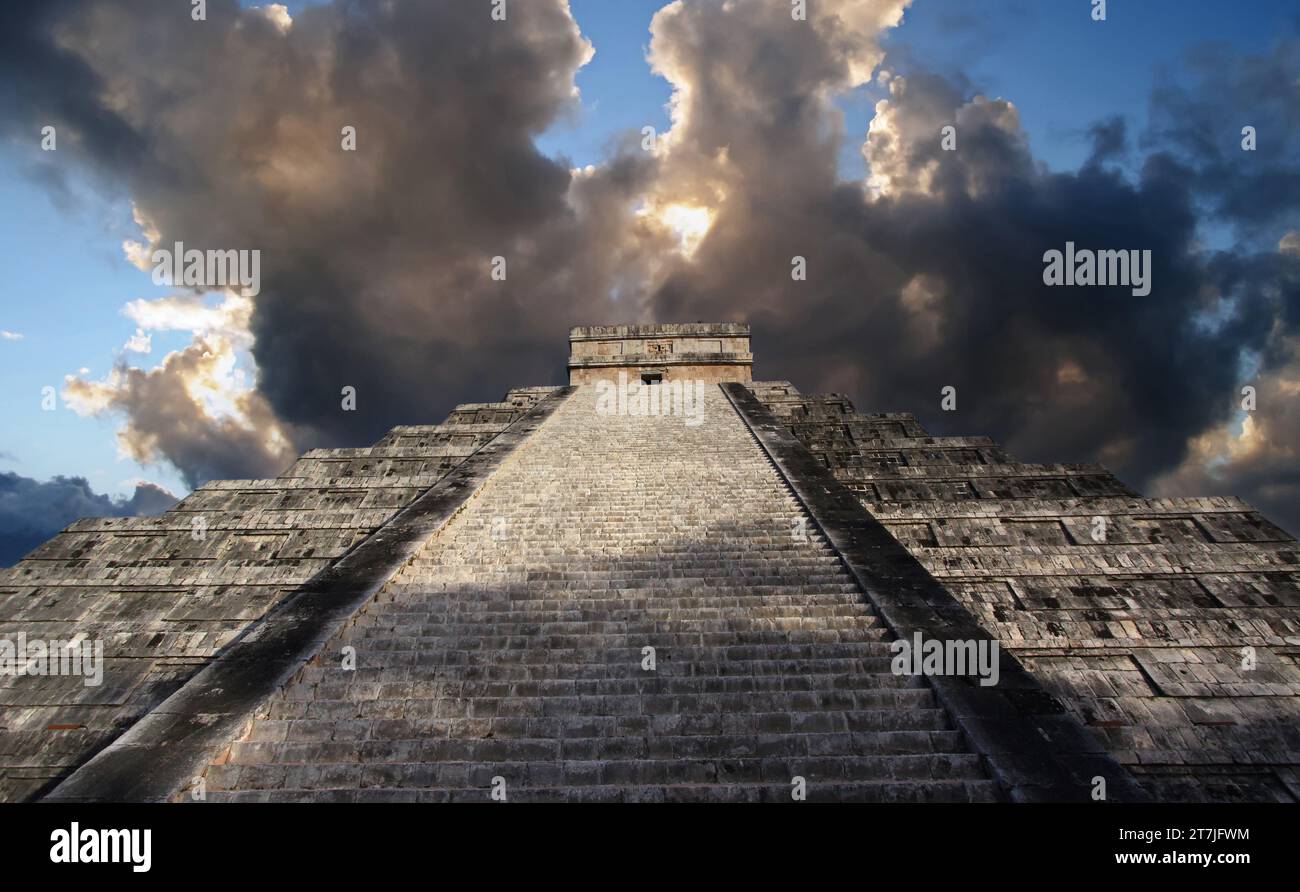 Great mayan pyramid in Chichen Itza ruins, Yucatan, Mexico Stock Photo ...