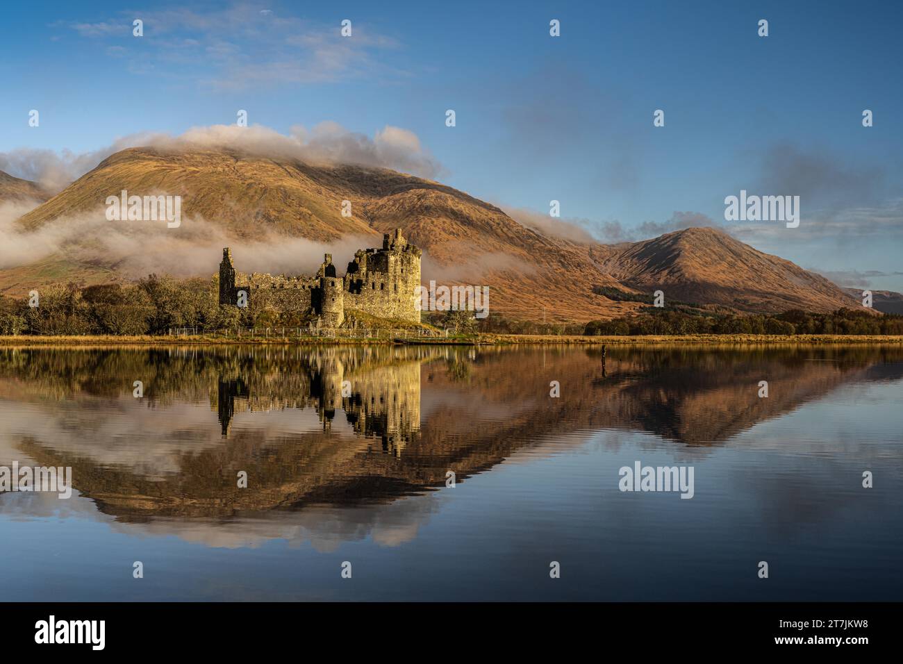 Kilchurn Castle at the head of Loch Awe, Scotland Stock Photo - Alamy