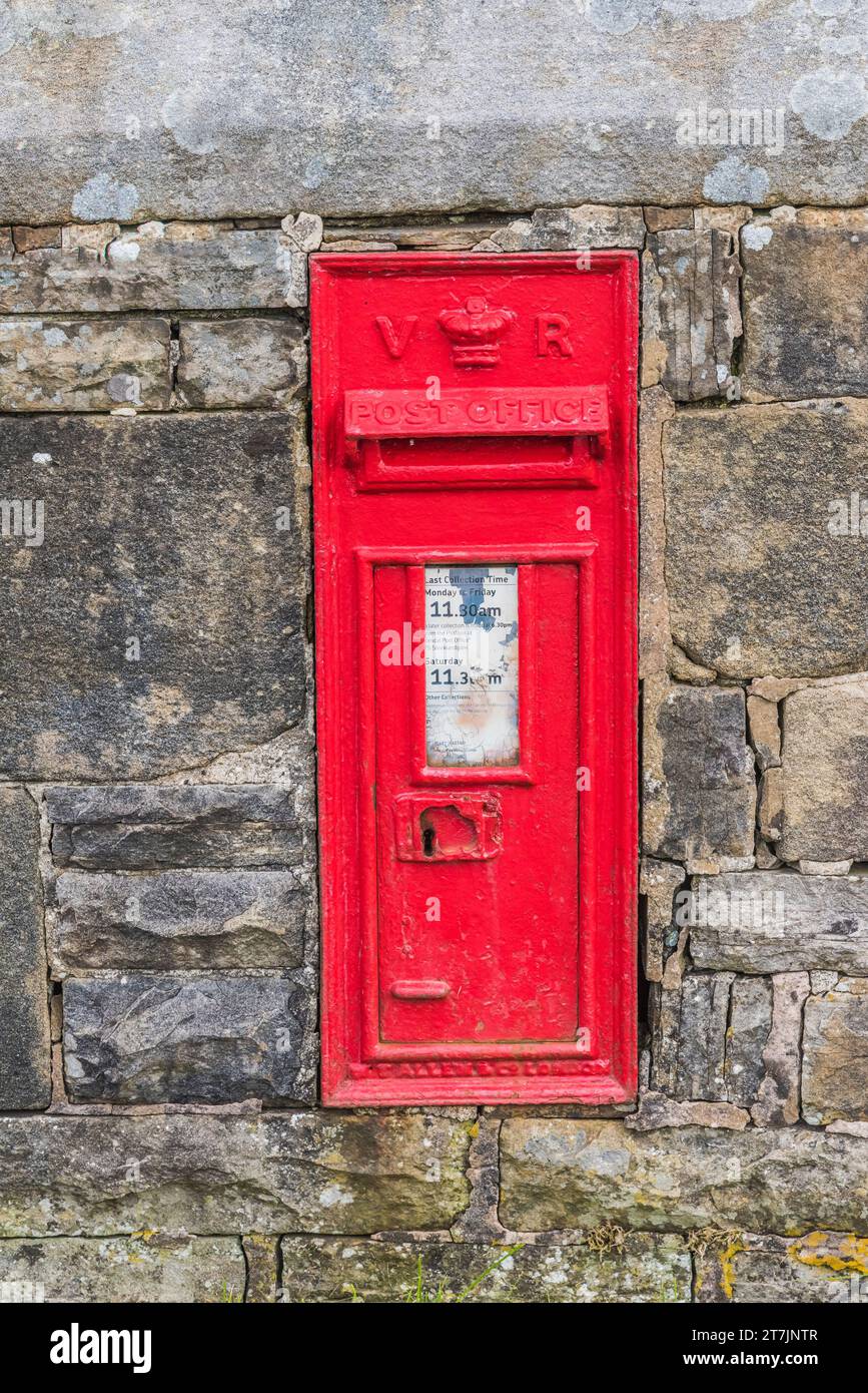 Queen Victoria era Royal Mail red wall mounted post-box Stock Photo - Alamy