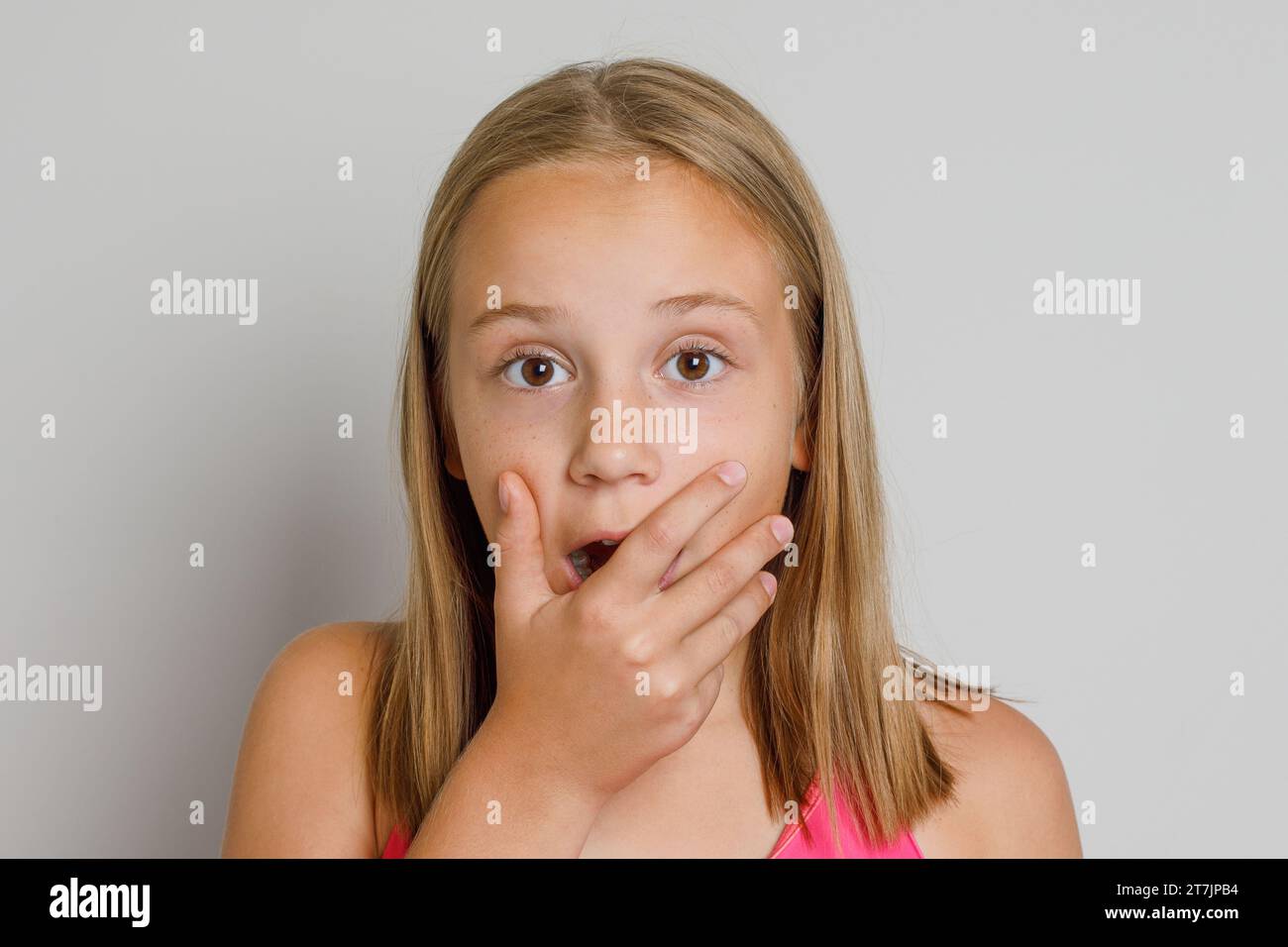 Shocked little child girl close up portrait Stock Photo - Alamy