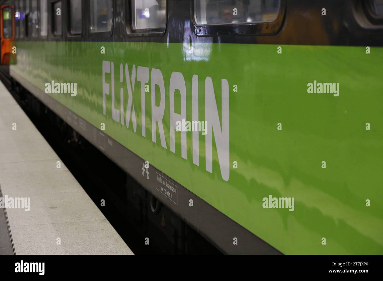 Flixtrain am Hauptbahnhof in Berlin am 16.11.2023 *** Flixtrain at the ...