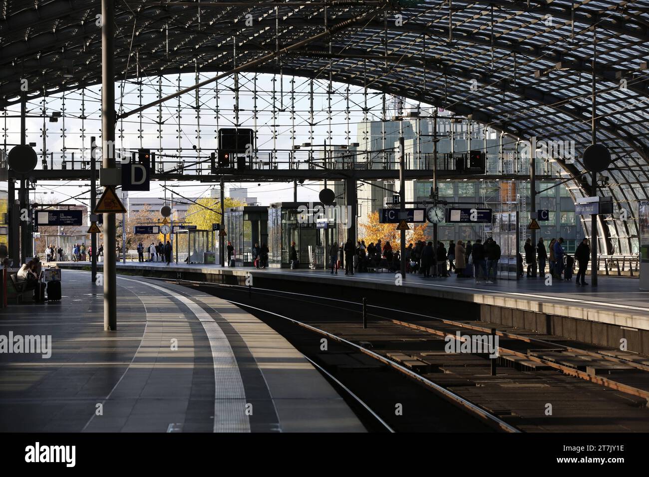 Leerer Bahnsteig am Hauptbahnhof in Berlin am 16.11.2023 *** Empty platform at Berlin Central ...