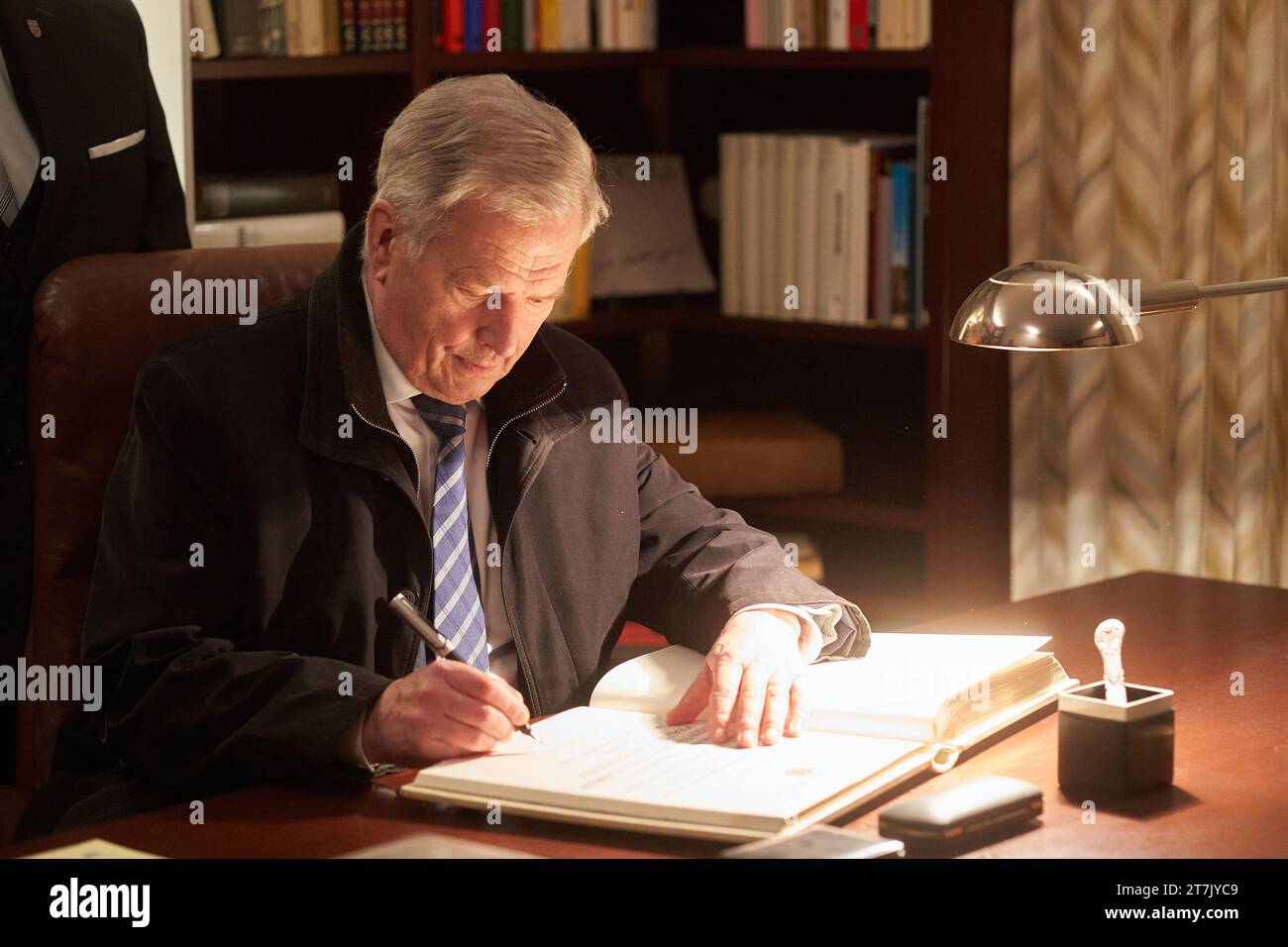 Unkel, Germany. 16th Nov, 2023. Finnish President Sauli Niinistö signs ...