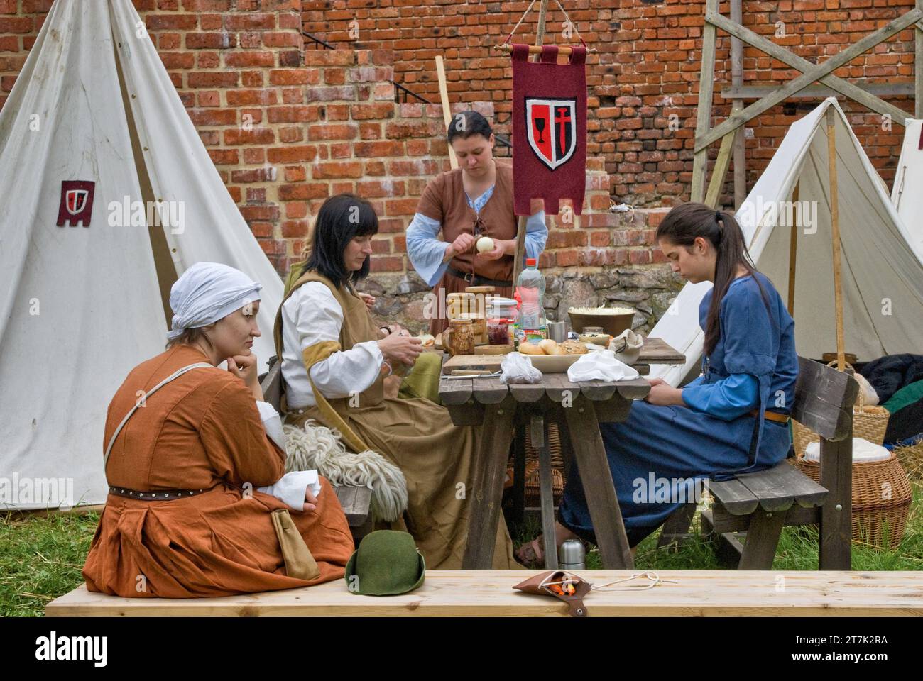 Reenactors costume hi-res stock photography and images - Alamy