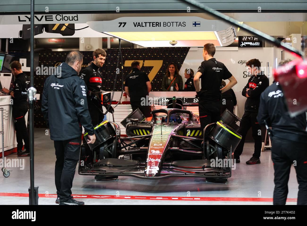 77 BOTTAS Valtteri (fin), Alfa Romeo F1 Team Stake C43, garage, box ...