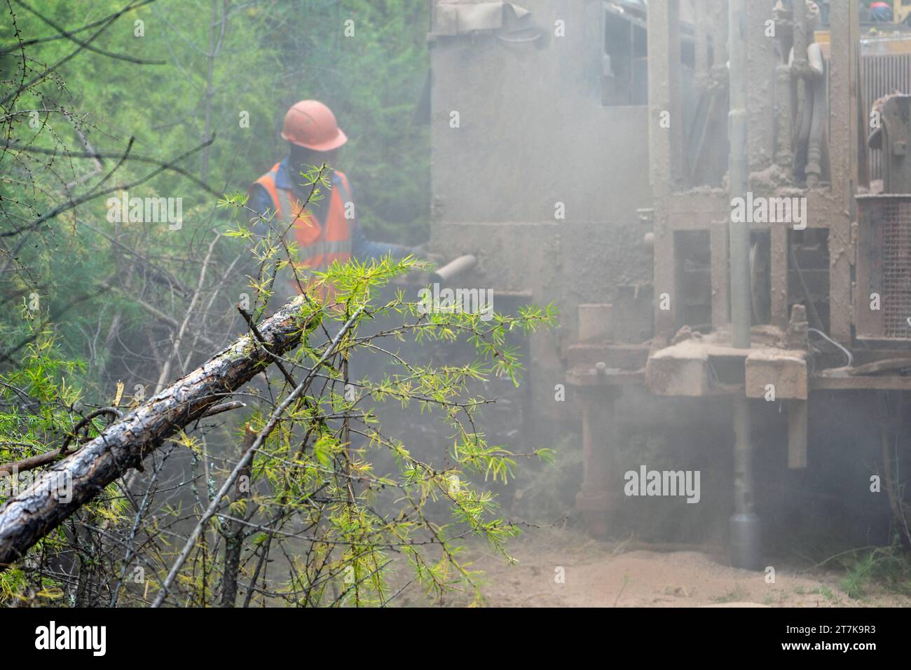 The crawler drilling rig drills well, there is a lot of dust when ...