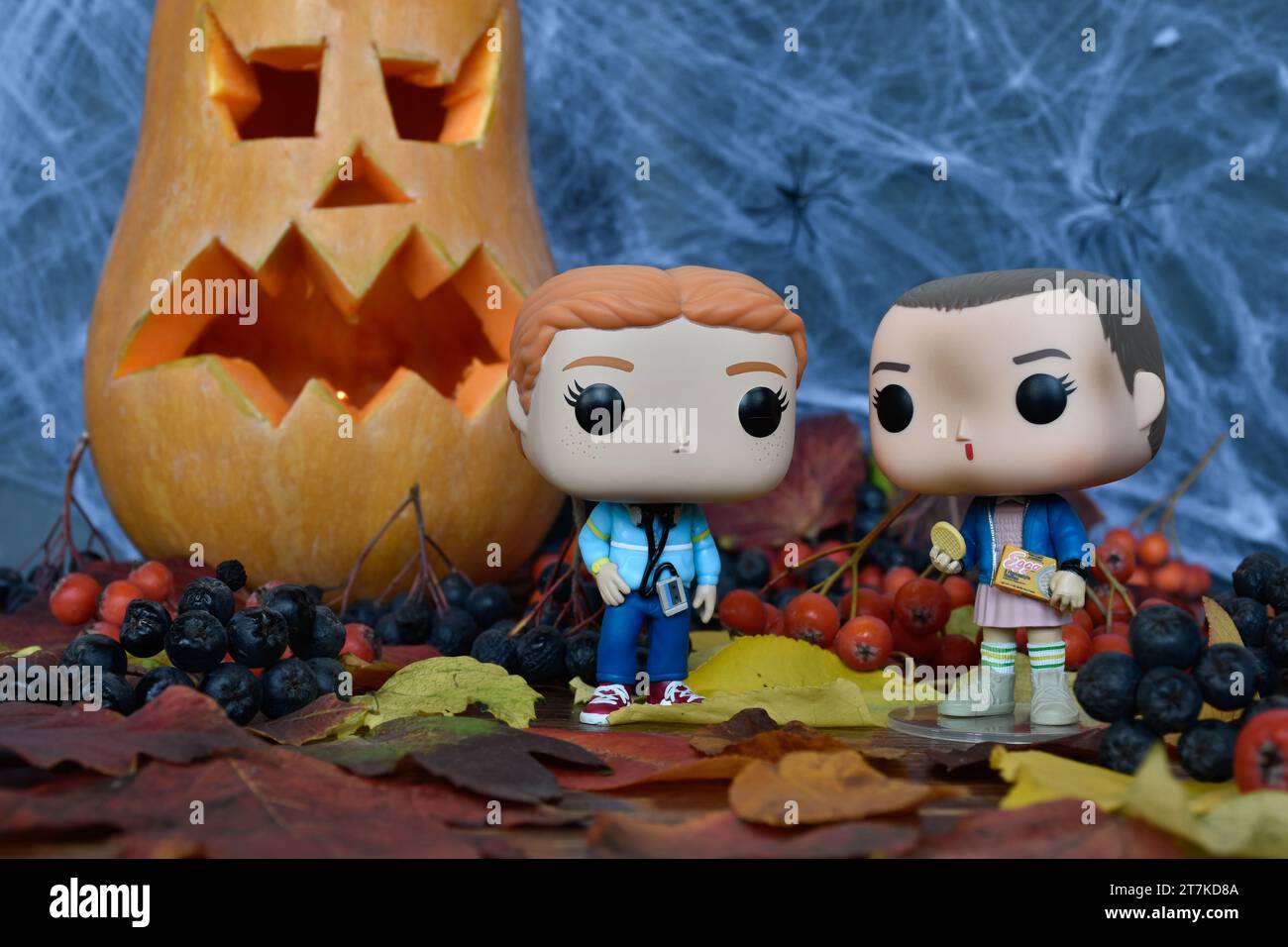 Stranger things eleven and max hi-res stock photography and images - Alamy