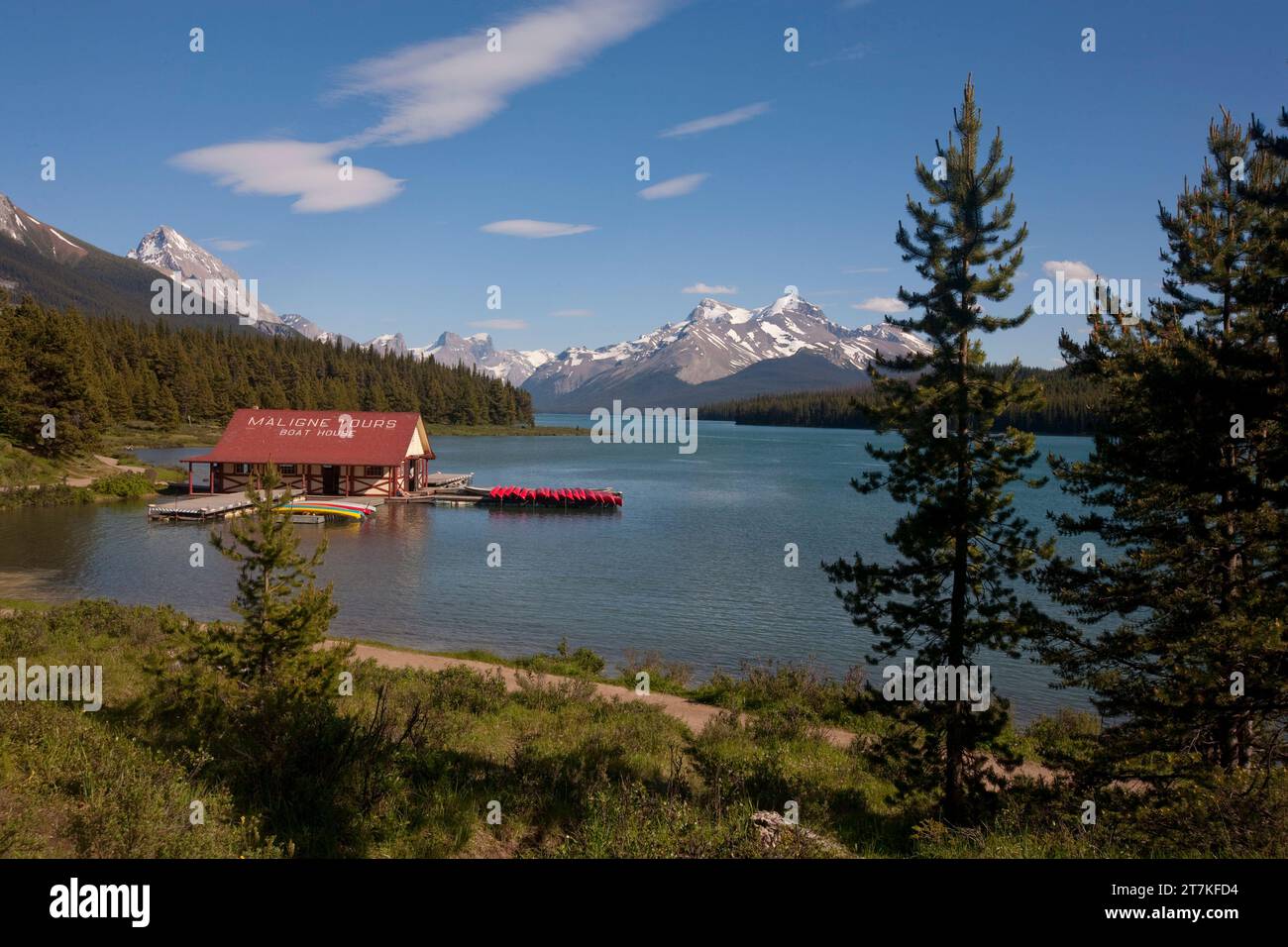 MALIGNE LAKE CANADA Stock Photo - Alamy