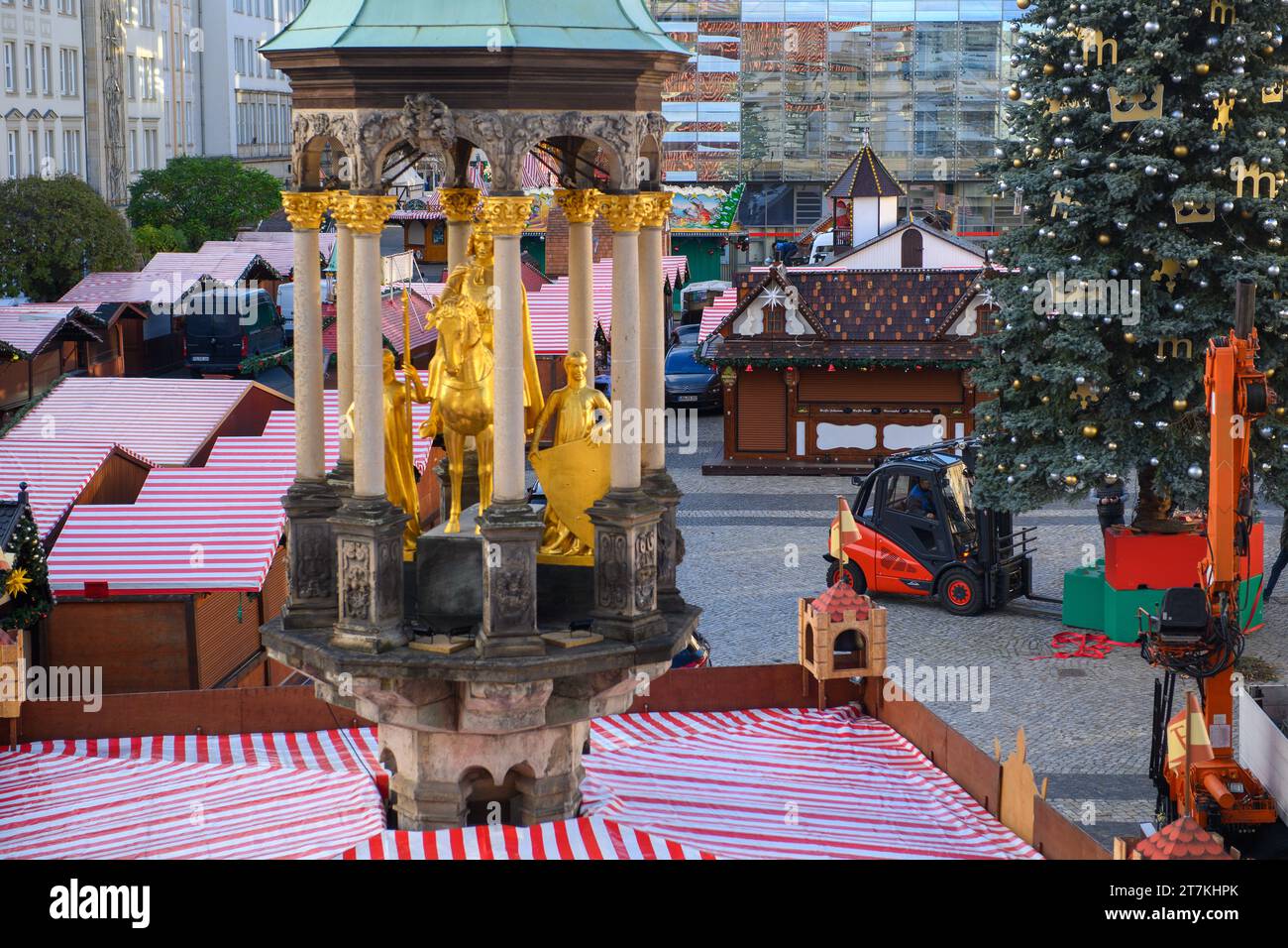 Magdeburg, Germany. 16th Nov, 2023. Traders set up their Christmas ...